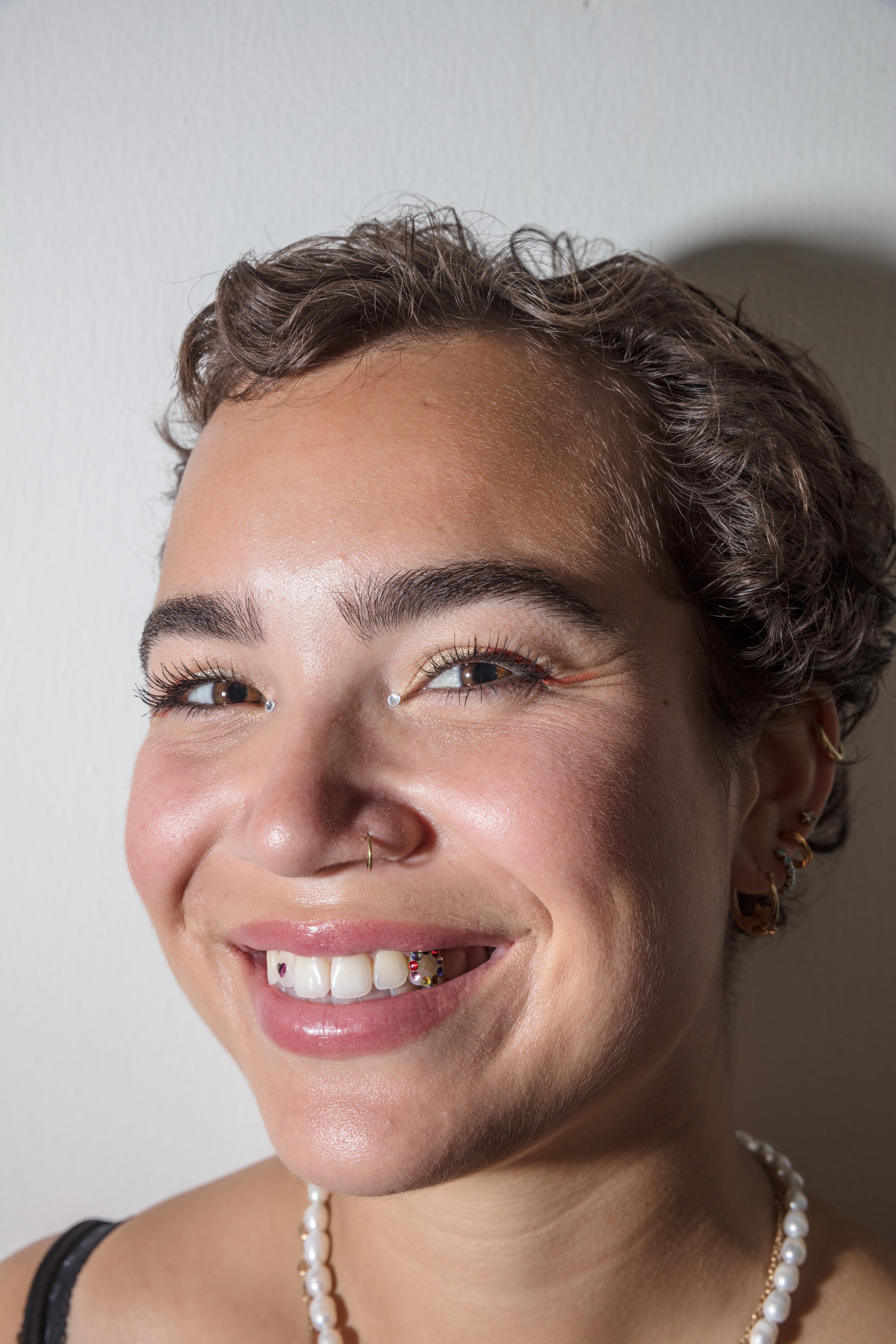 Swarovski of een 18-karaats op je hoektand: trendy tandjuwelen zijn ...