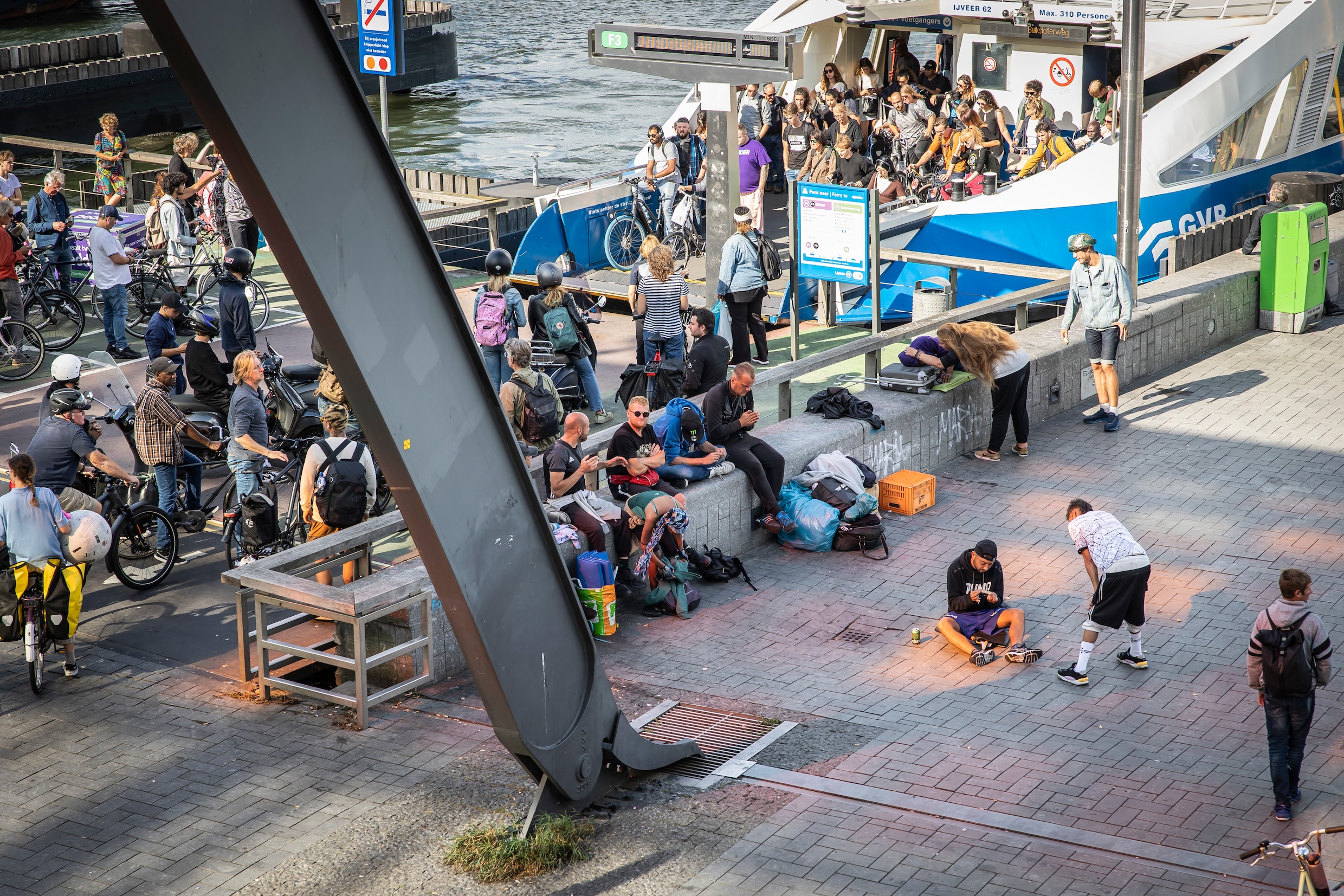 Daklozen veroorzaken overlast bij ponten achter CS, gemeente overweegt ...