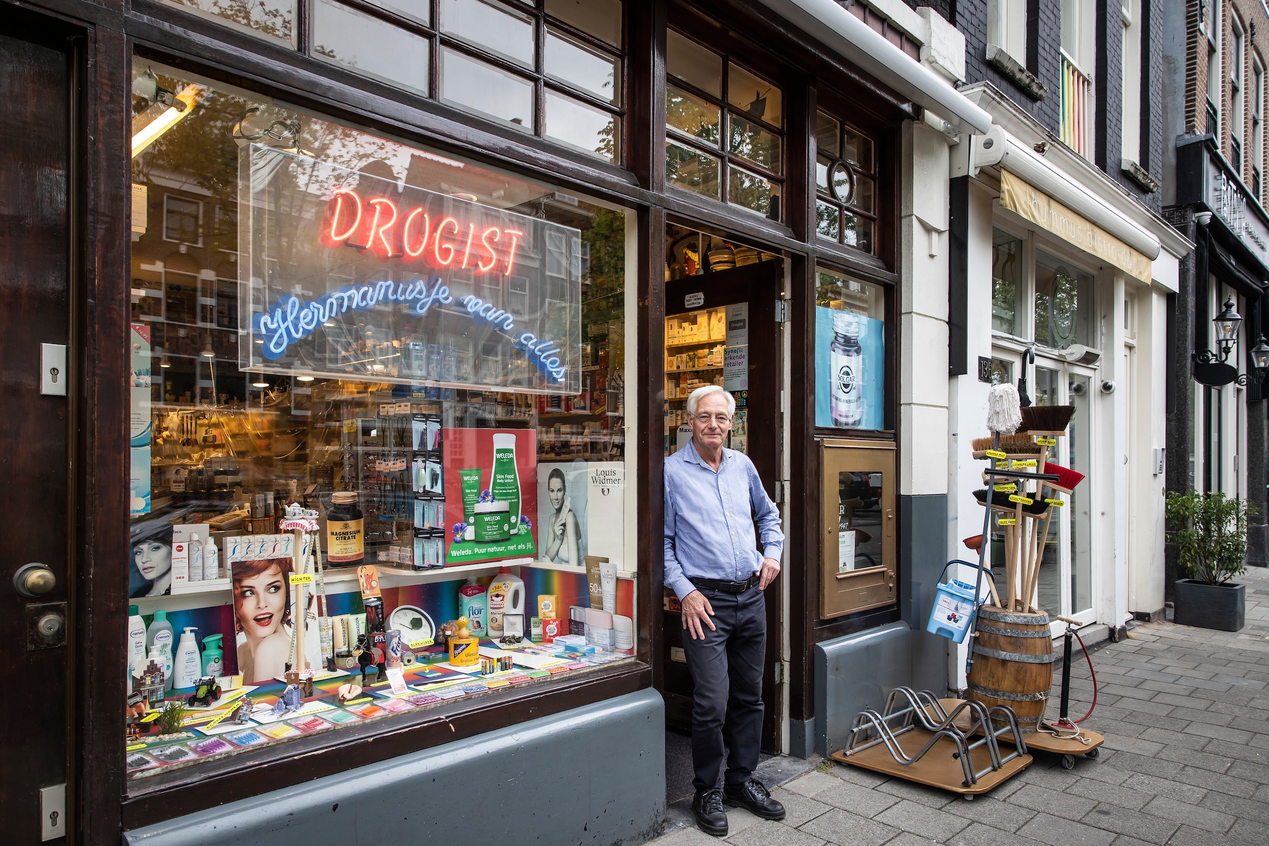 Hermanusje van alles zet al 50 jaar woordgrappen in de etalage: ‘Ik ga ...