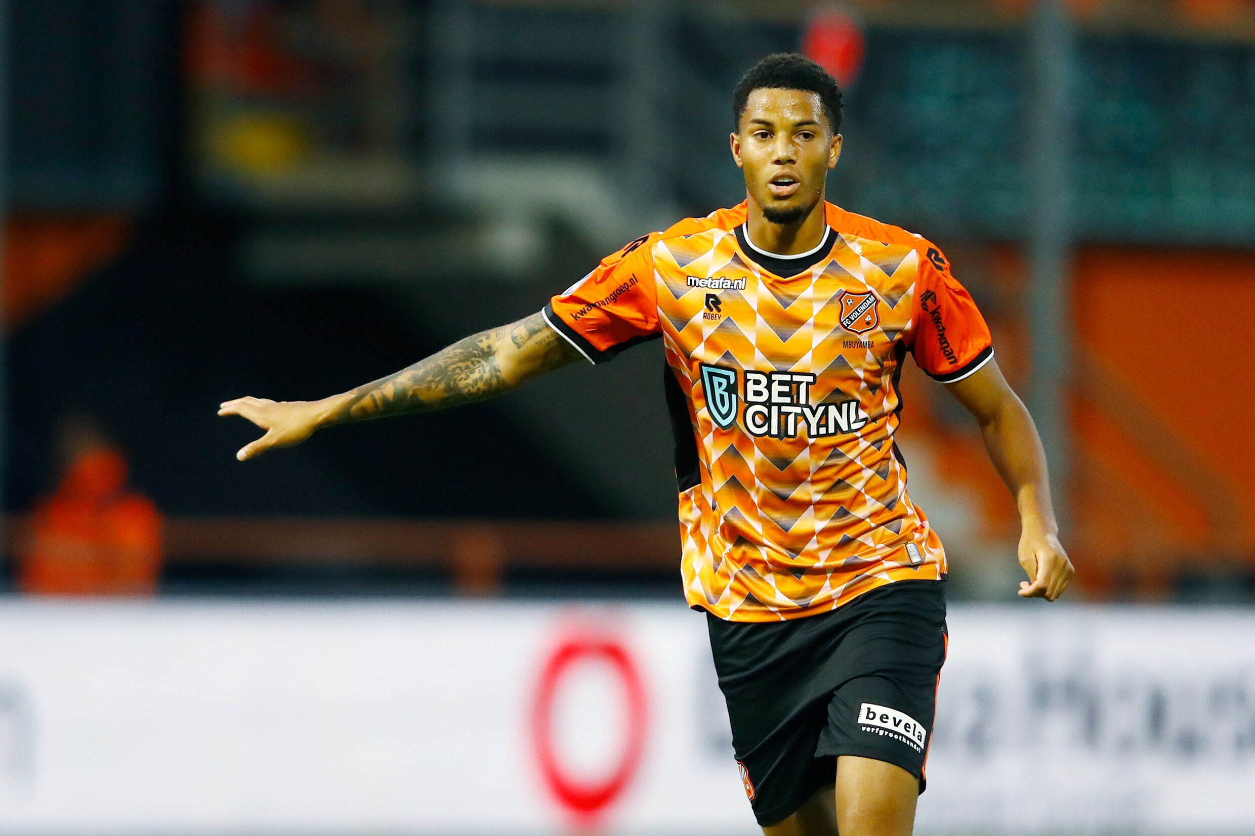 Zwarte Pieten bij Volendam-FC Utrecht wekken woede bij Xavier Mbuyamba ...