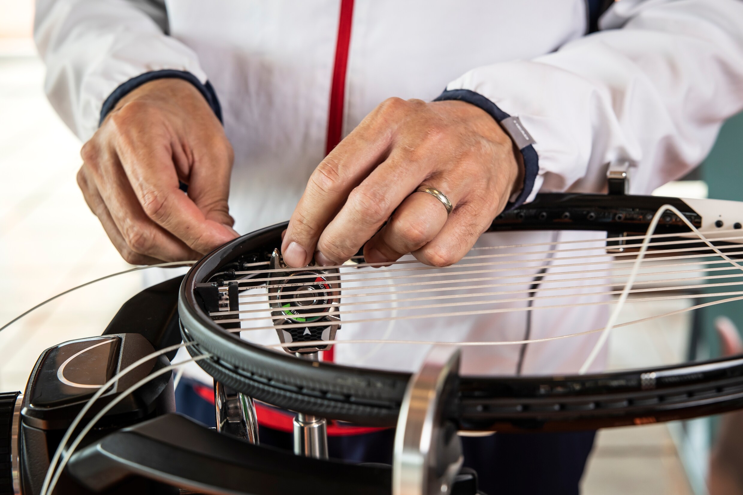 Edwin Gruijs uit Noord bespant de rackets van tennissterren als ...