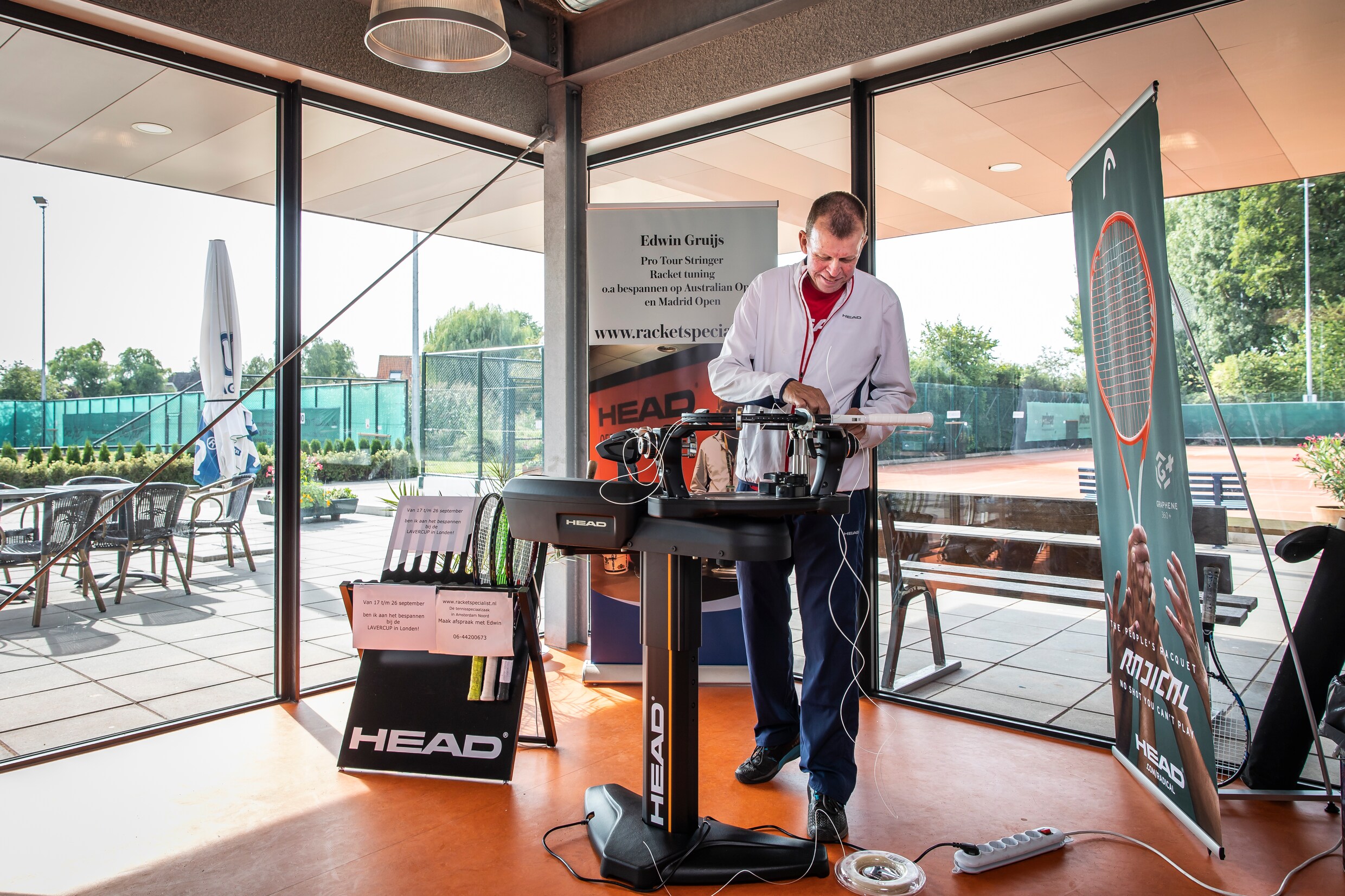 Edwin Gruijs uit Noord bespant de rackets van tennissterren als ...