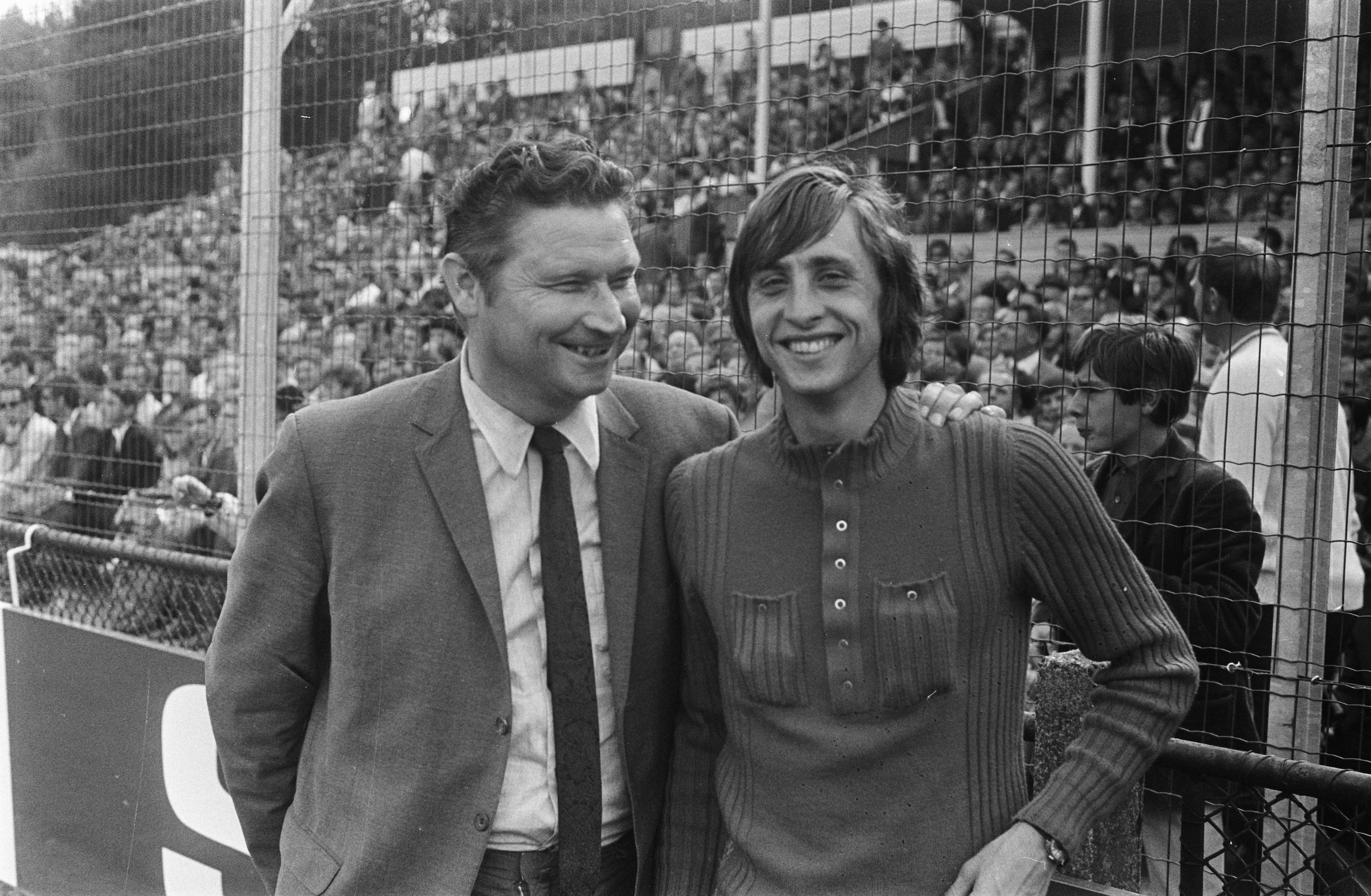 1972: Eerste Kamerlid stelt vragen over clubarts Ajax | Het Parool