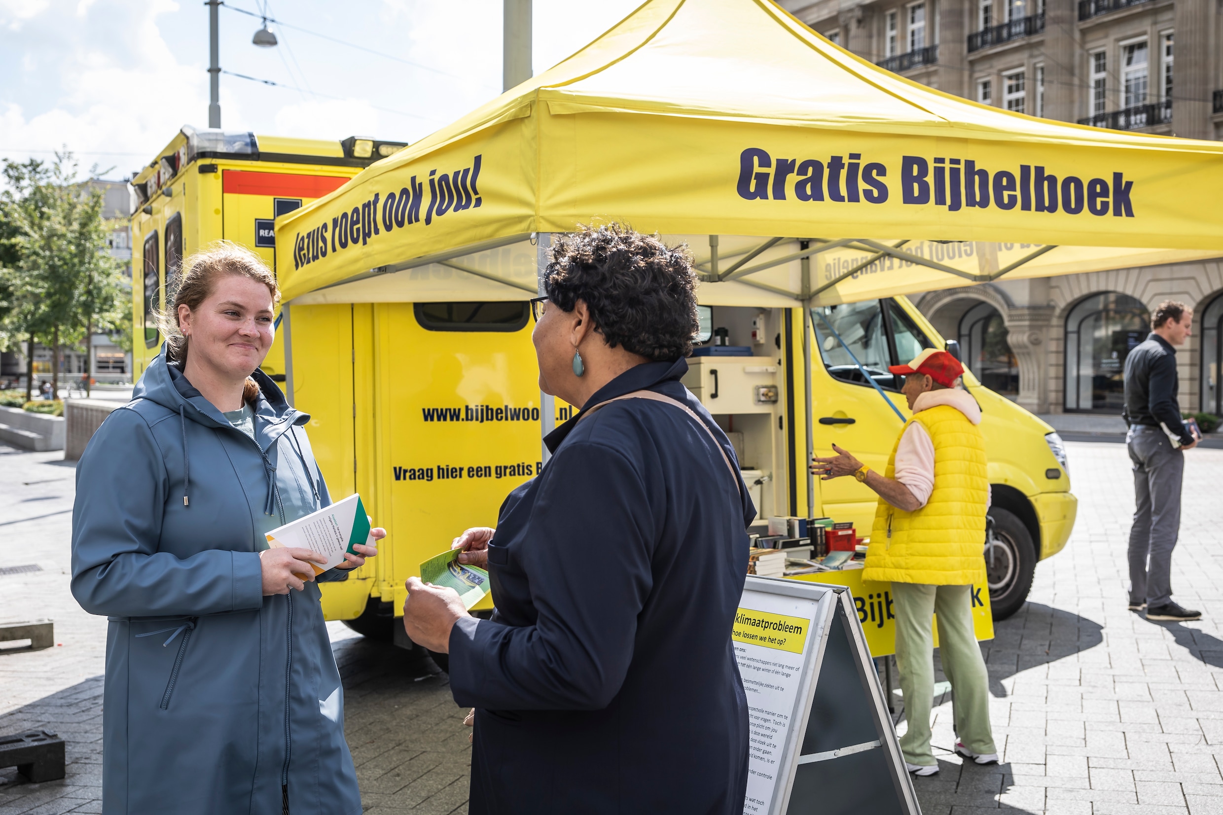 De Bijbelbus verkondigt Gods Woord op straat: ‘Diep, mevrouw, daar ga ...