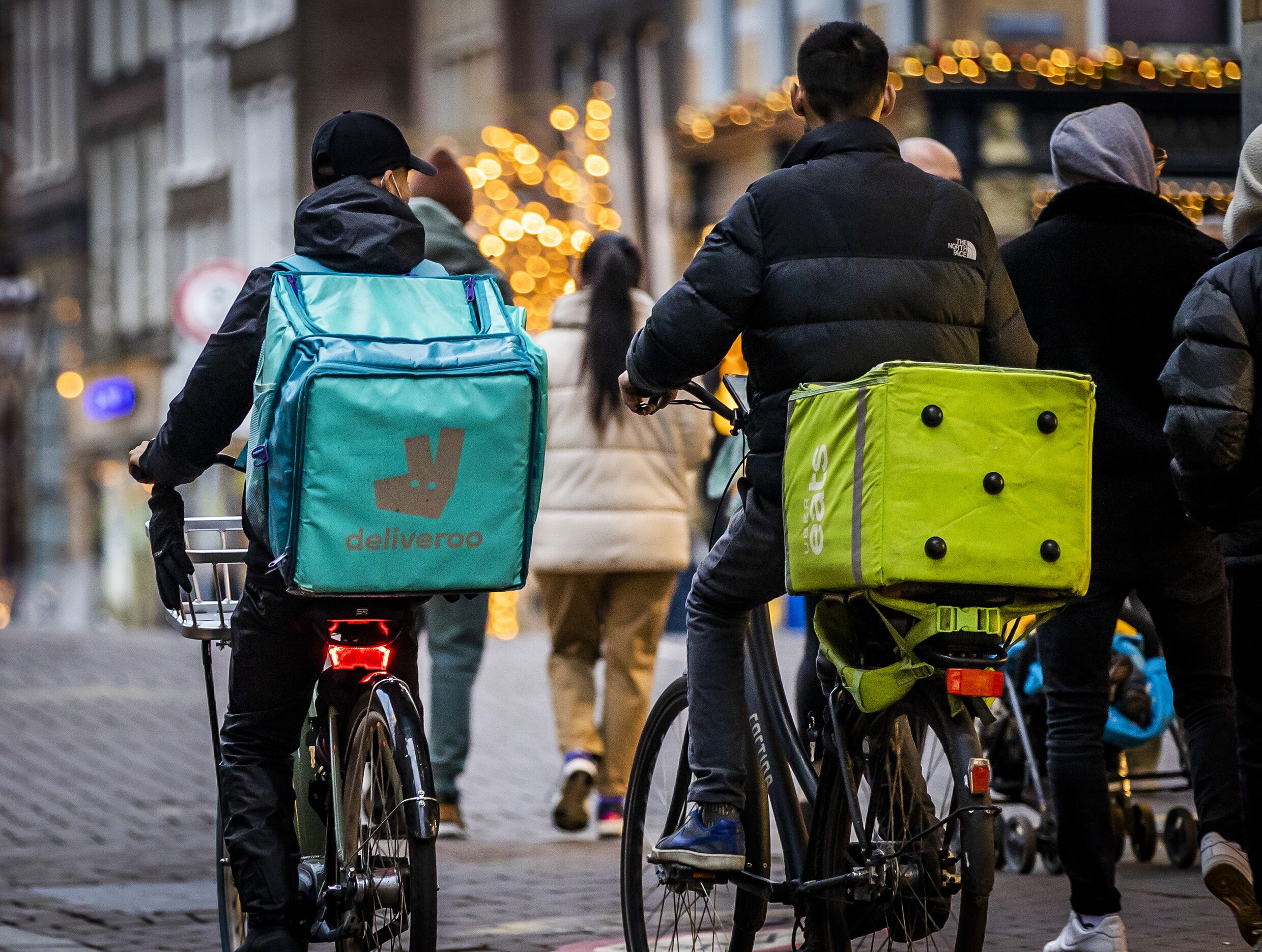 ‘Koeriers Deliveroo en Uber vaak ongedocumenteerden zonder papieren ...