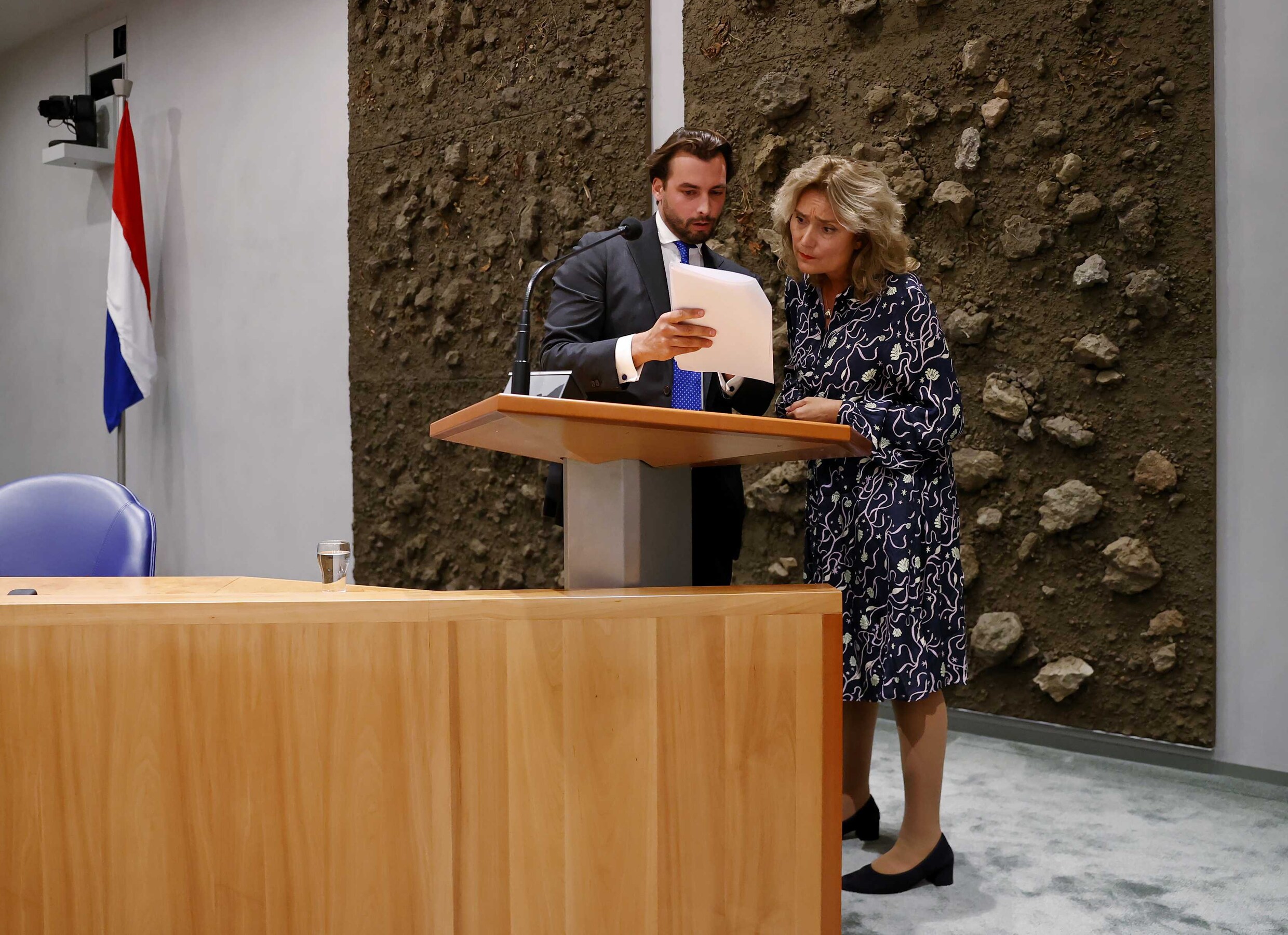 Teruglezen | Oppositie wil traditionele koffertje Prinsjesdag behouden | Het Parool