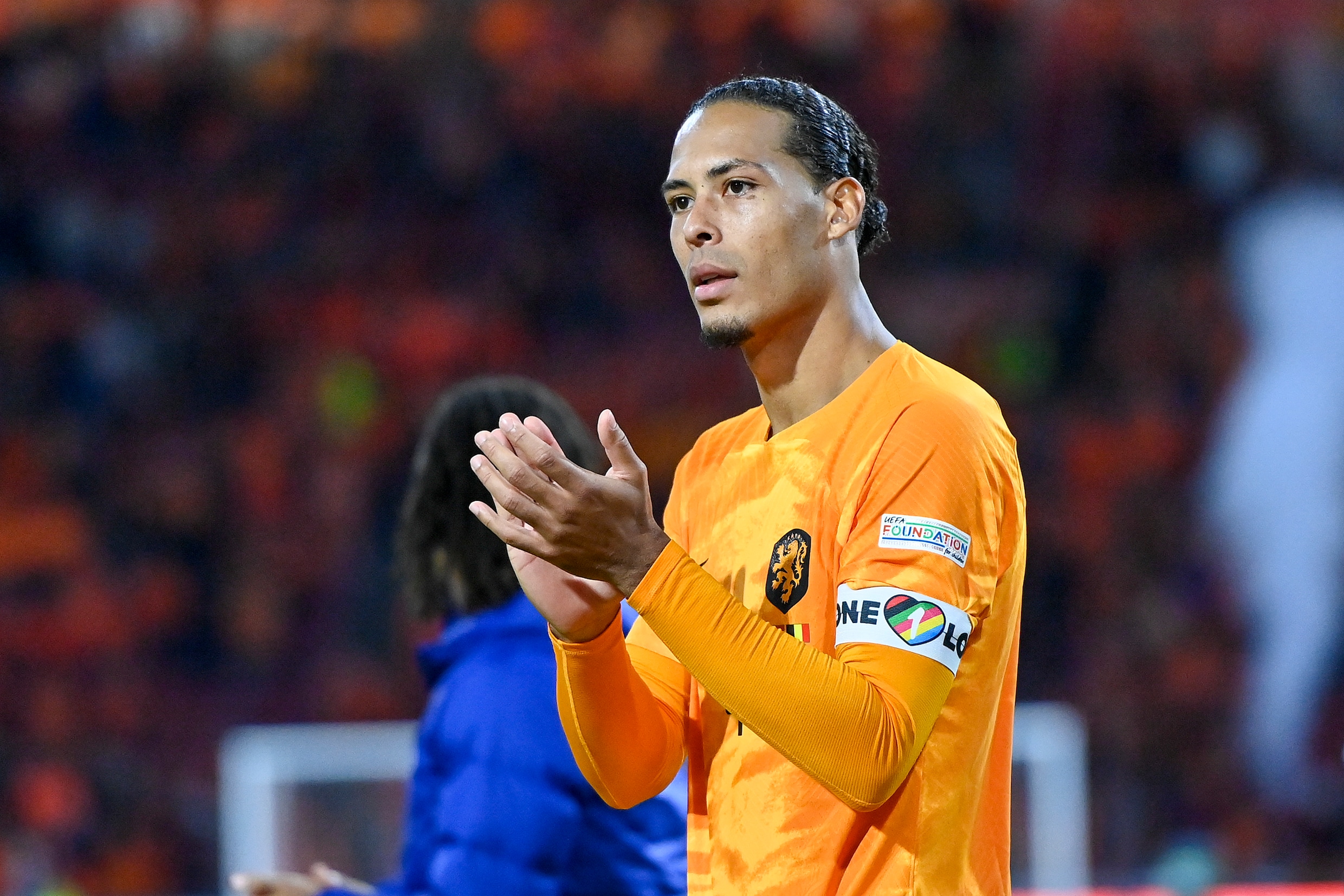 Oranje en andere landen zwichten voor druk Fifa: Virgil van Dijk en ...