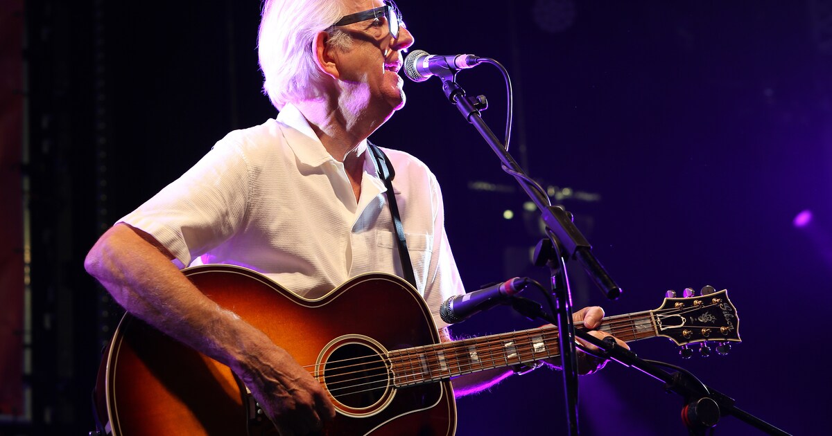 Zilverwitte kuif en zalvende stem: Nick Lowe is nog steeds in topvorm ...