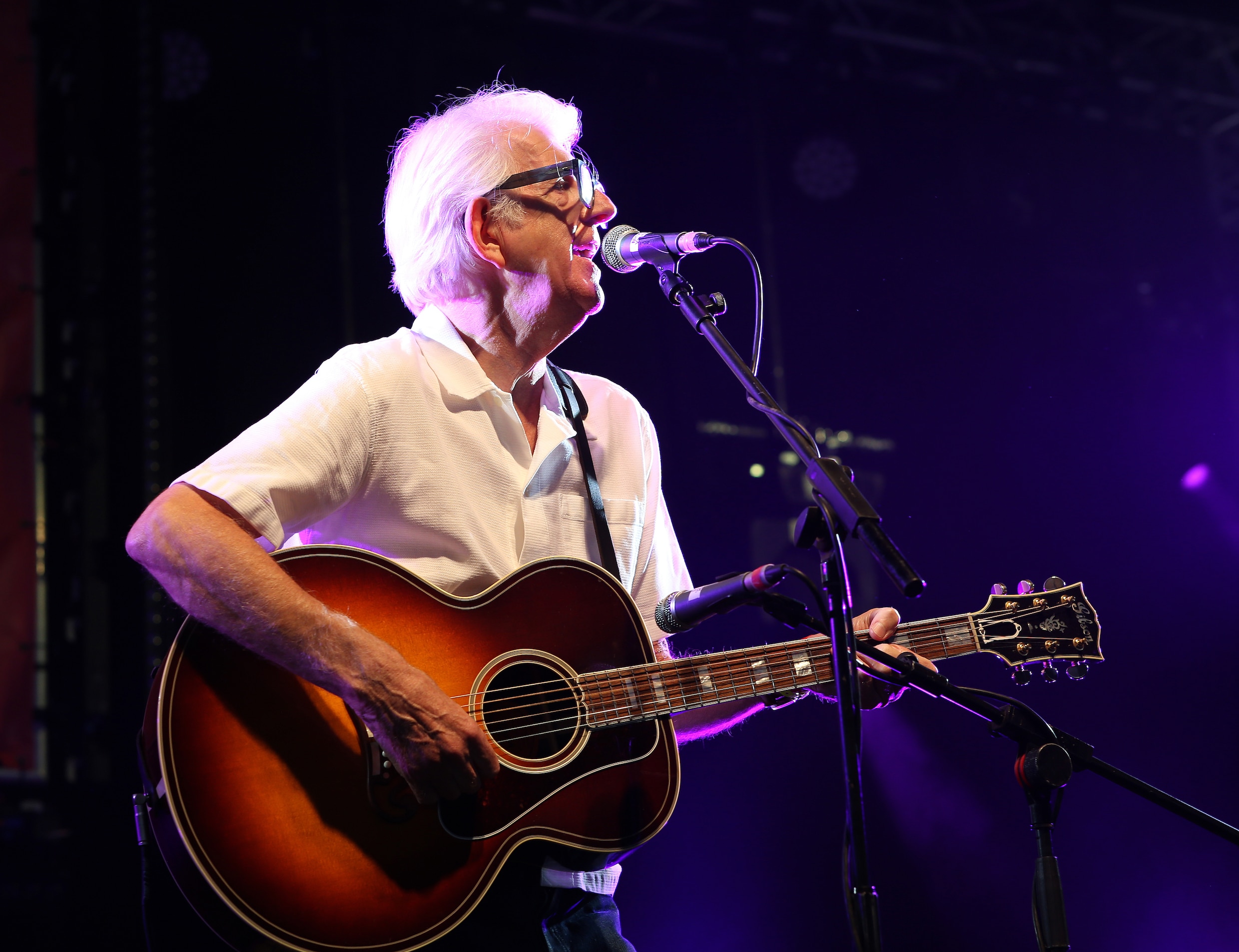 Zilverwitte kuif en zalvende stem: Nick Lowe is nog steeds in topvorm | Het Parool