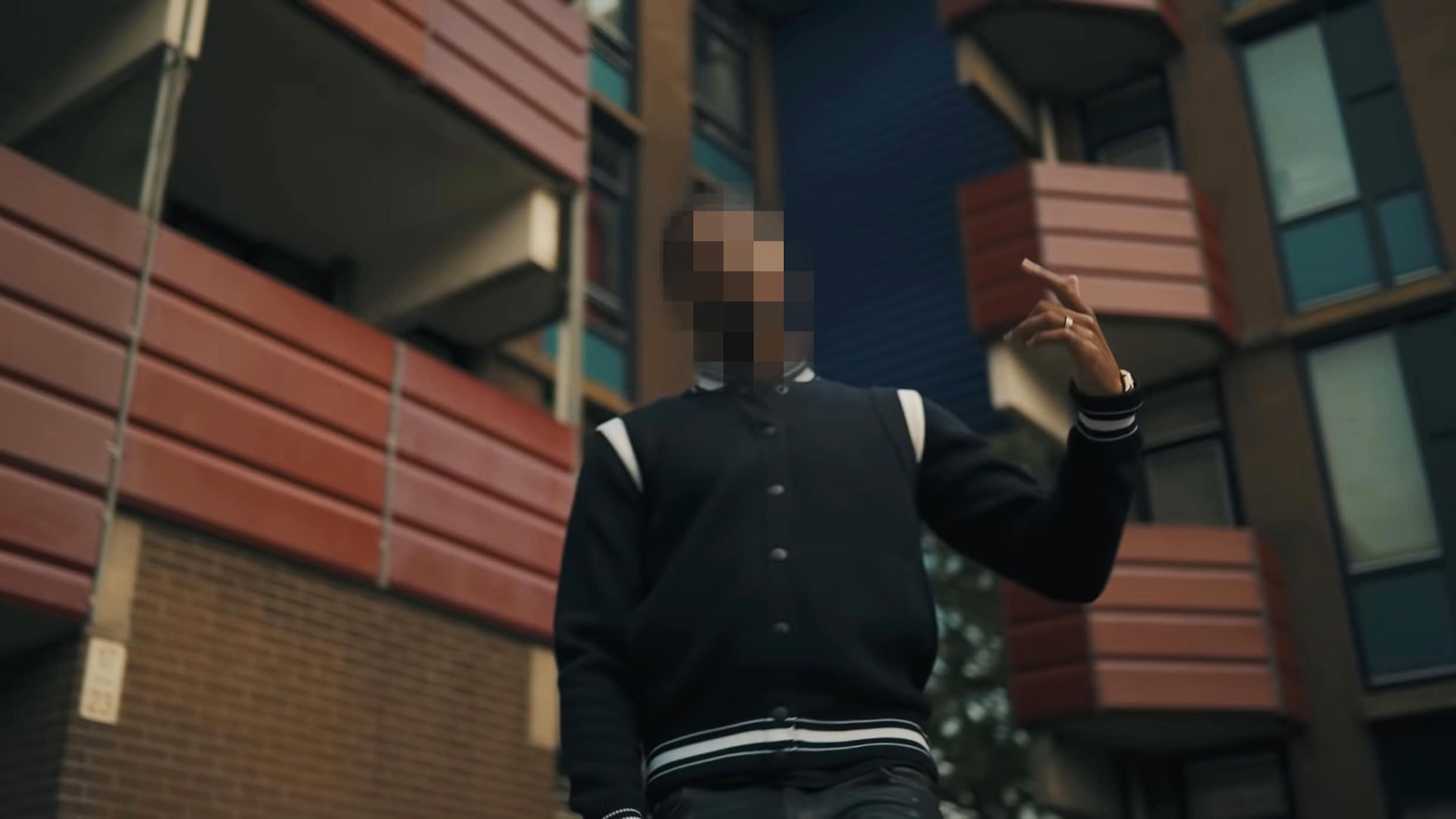 Rapper Joey AK (29) blijft langer in de cel: voorwaardelijke vrijlating ...