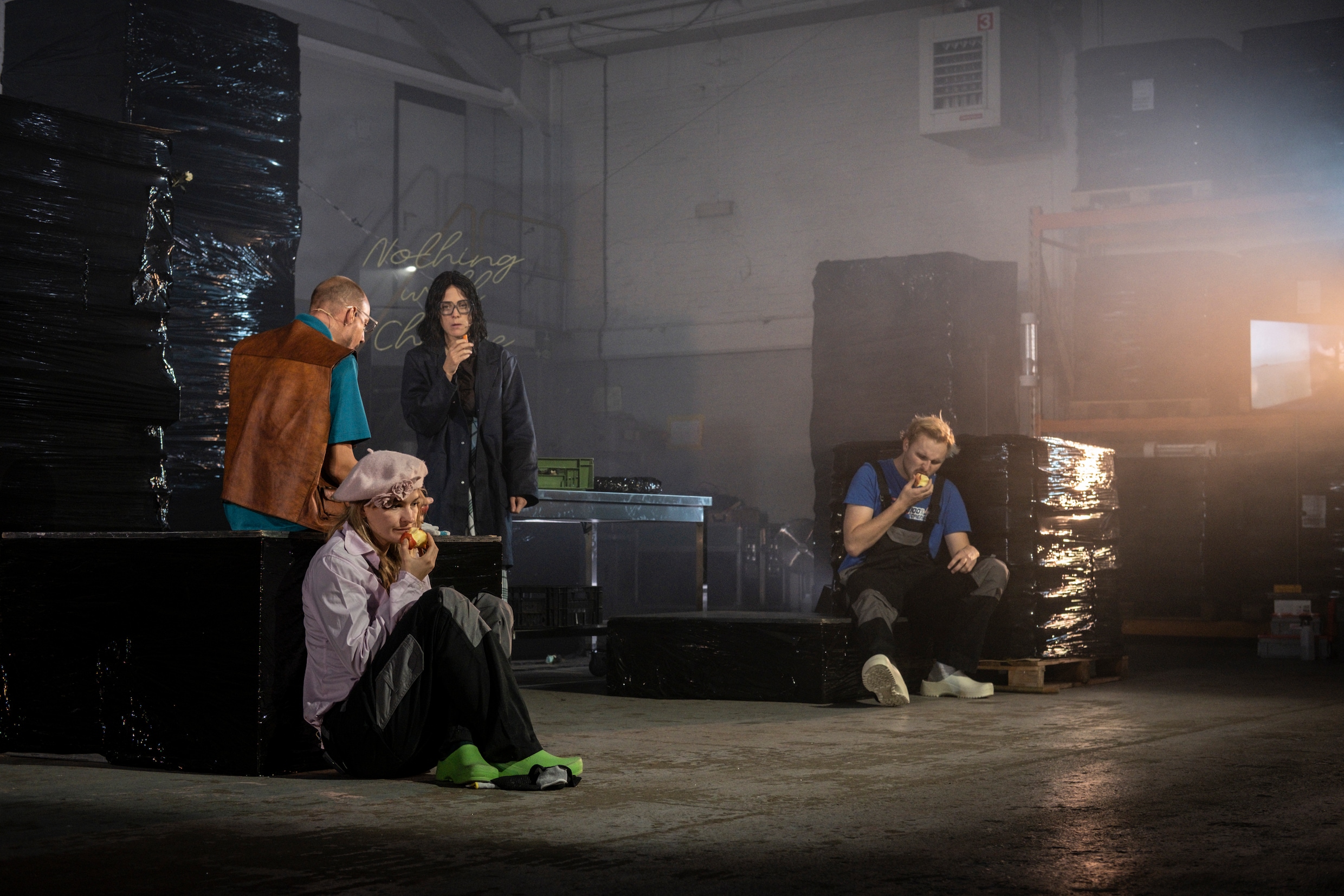 Theater tussen de zure bommen: Dronken Mensen speelt een ...