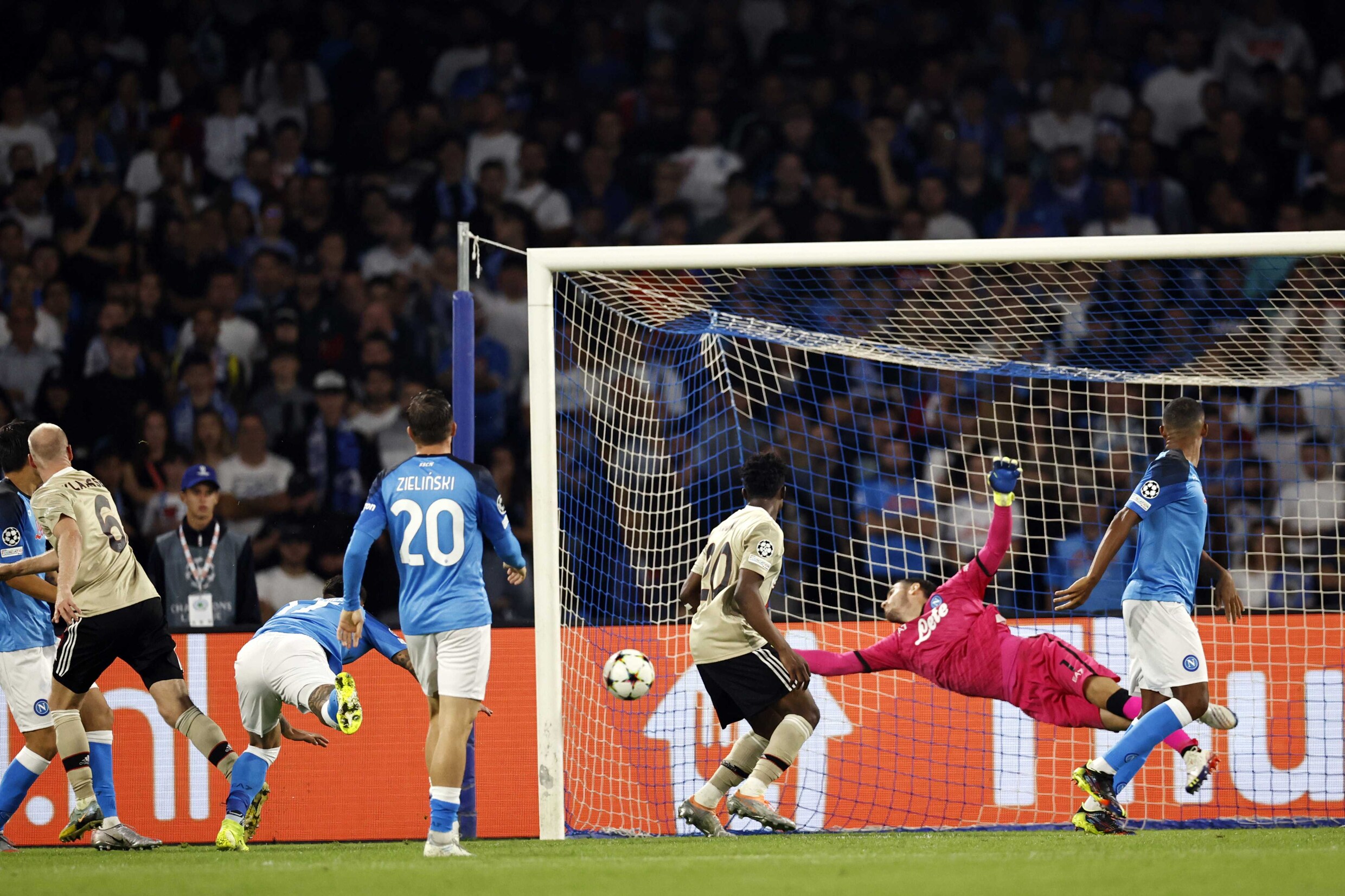 Napoli is weer een maat te groot voor Ajax | Het Parool