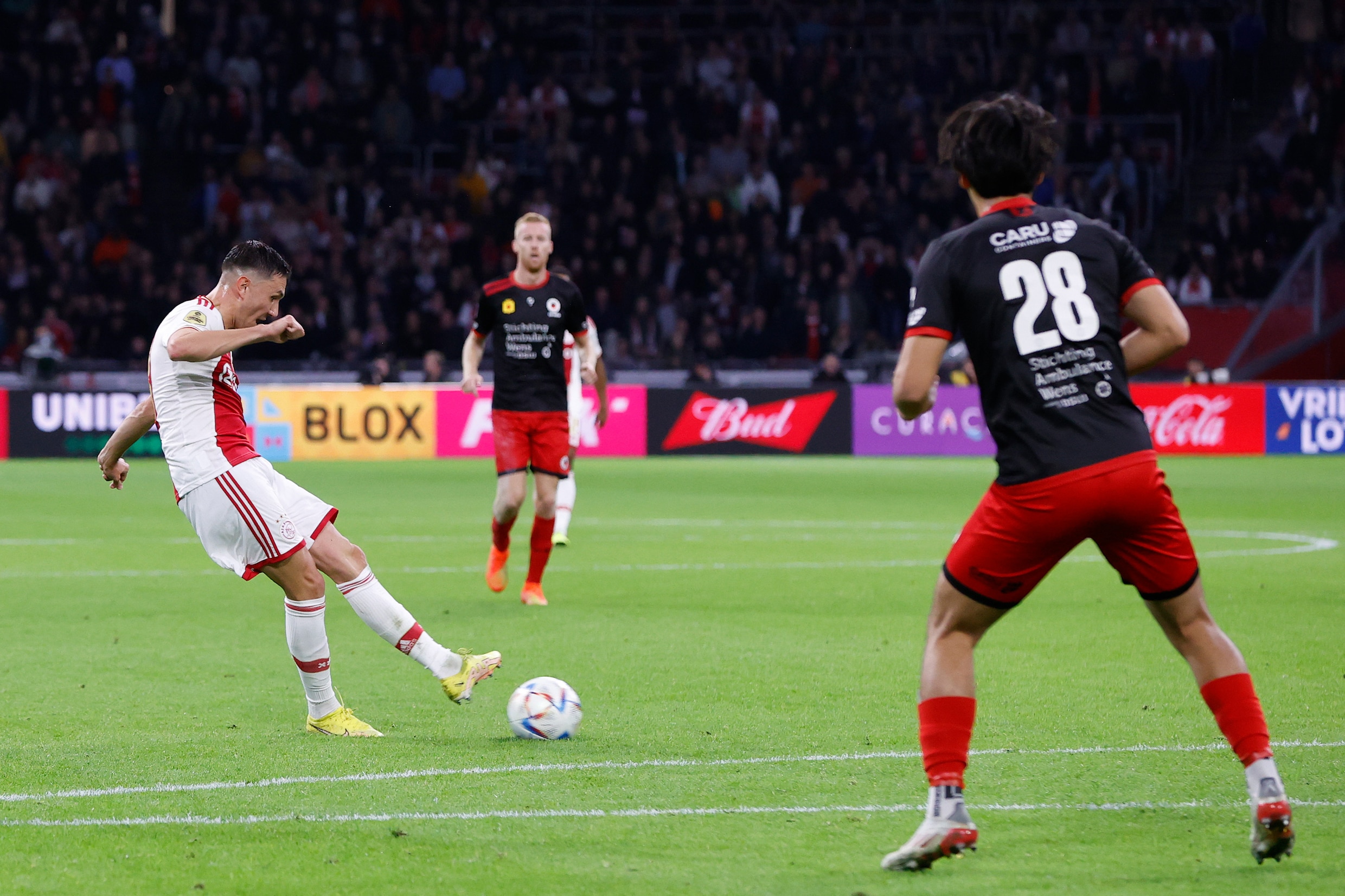 Ajax verovert koppositie dankzij zevenklapper | Het Parool