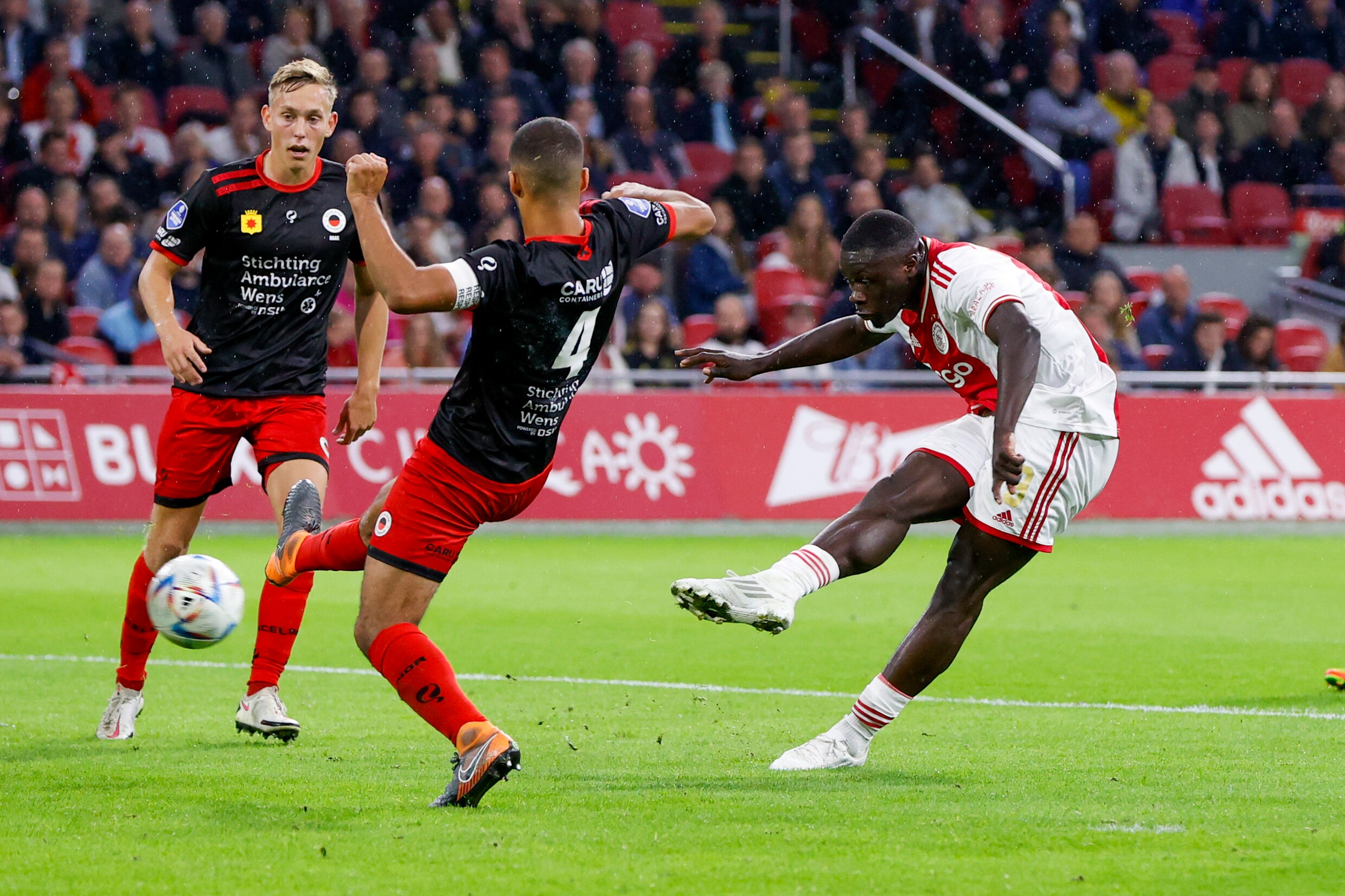 Ajax verovert koppositie dankzij zevenklapper | Het Parool