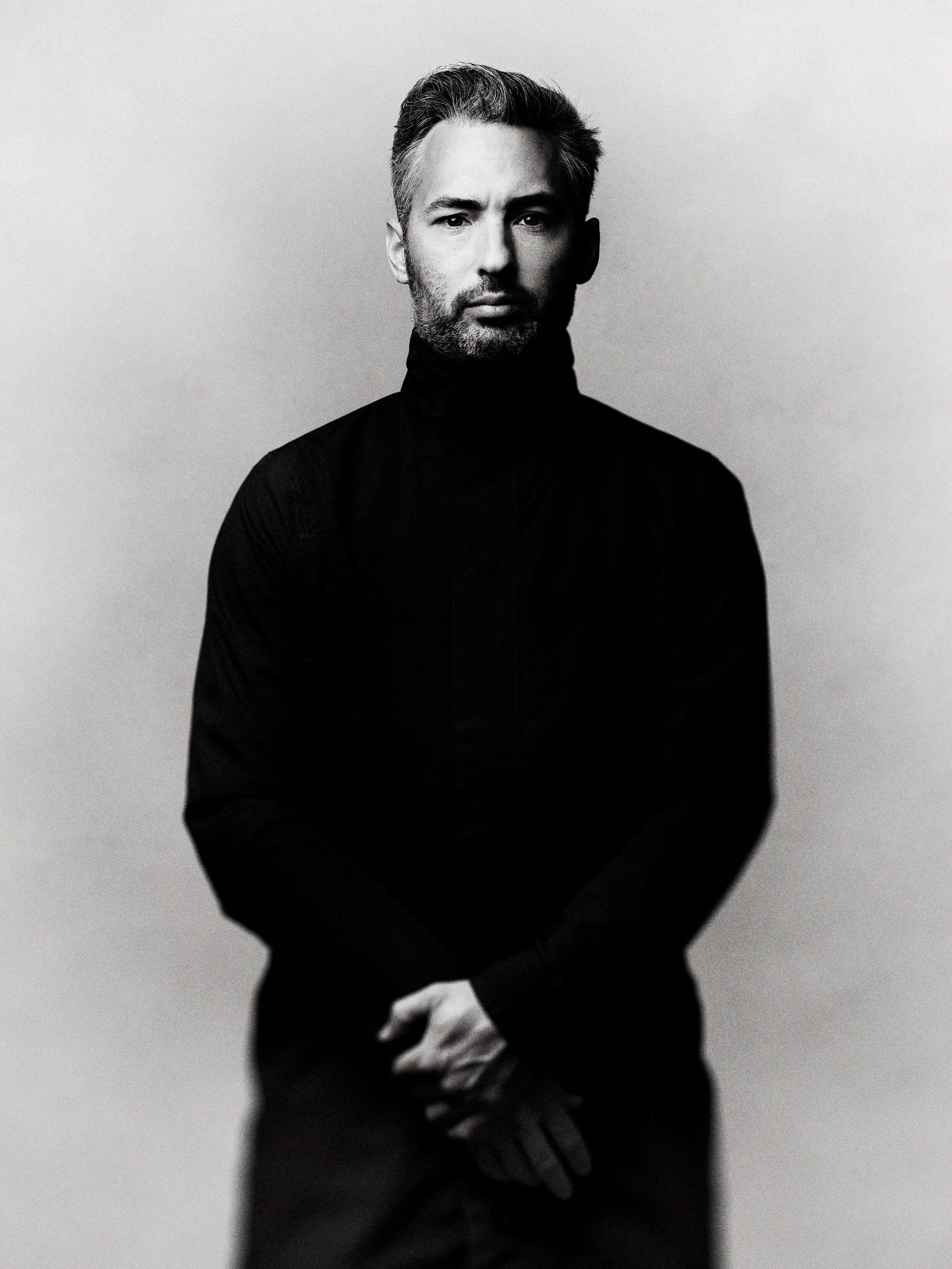 Theatermaker Ilay den Boer maakte een voorstelling over zijn werk bij de IND | Het Parool