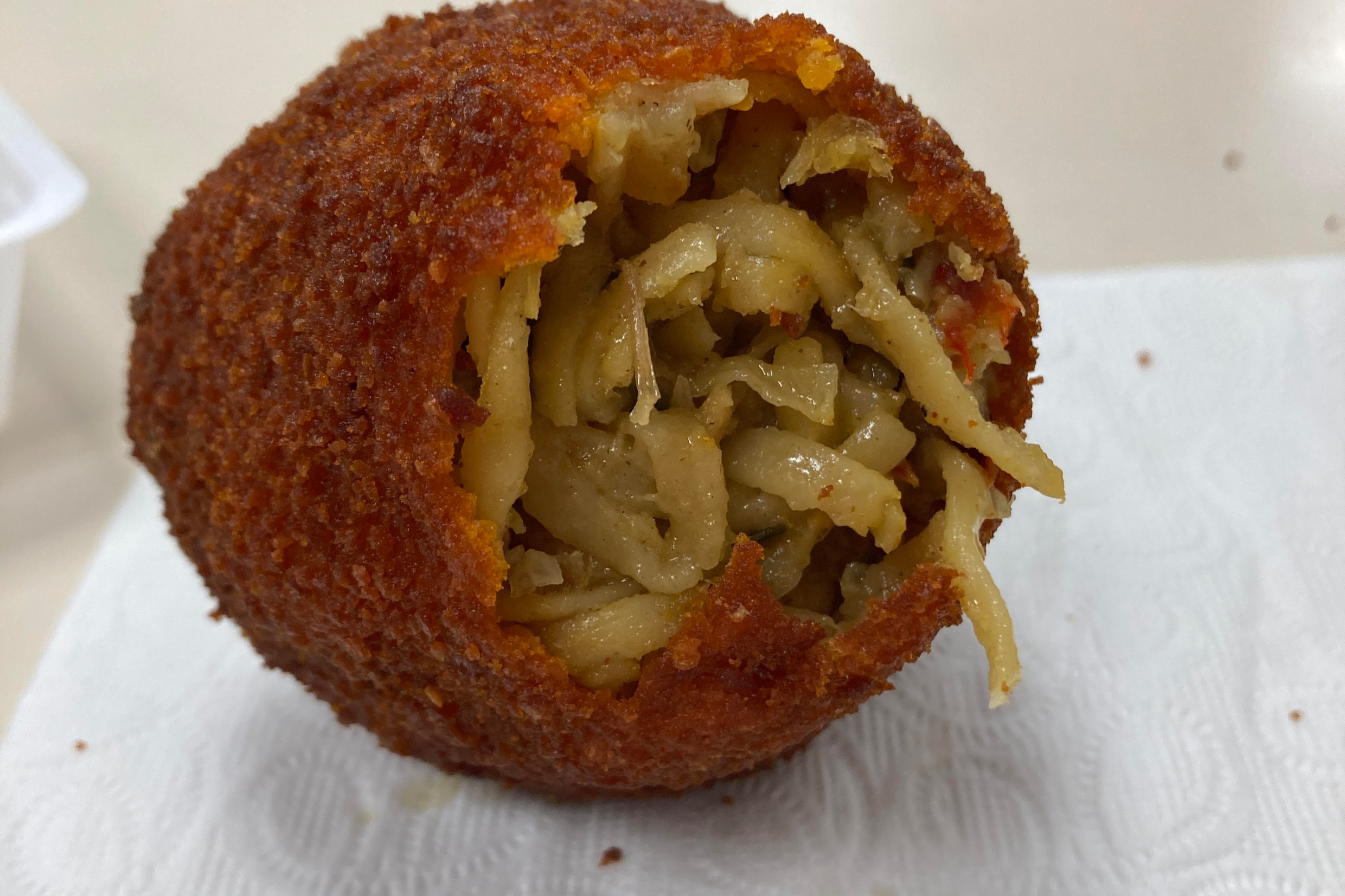 Het is toch echt een kegel, die vegetarische bamibal van Snackbar Jelle ...