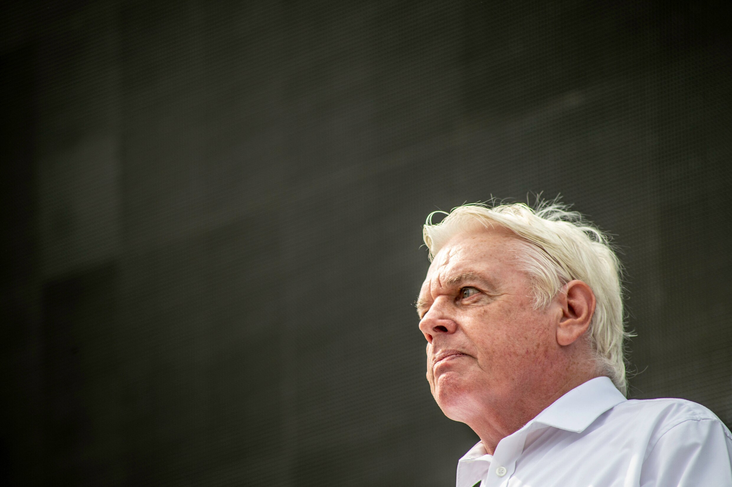 Amsterdam vraagt IND te onderzoeken of complotdenker Icke geweigerd kan ...