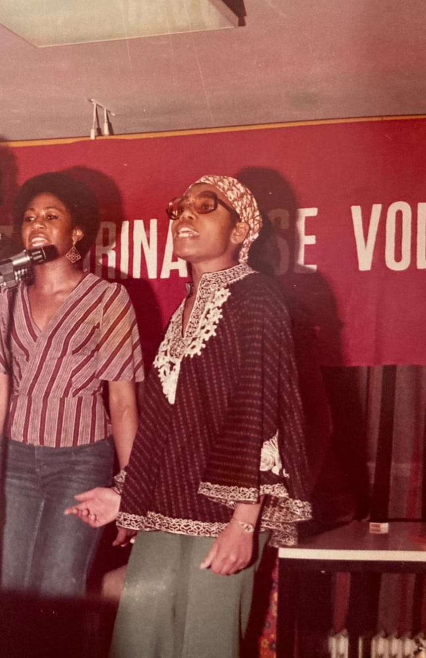 Hernieuwde belangstelling Surinaamse strijdliederen leidt tot podcast: ‘Samen zingen wakkert het ...