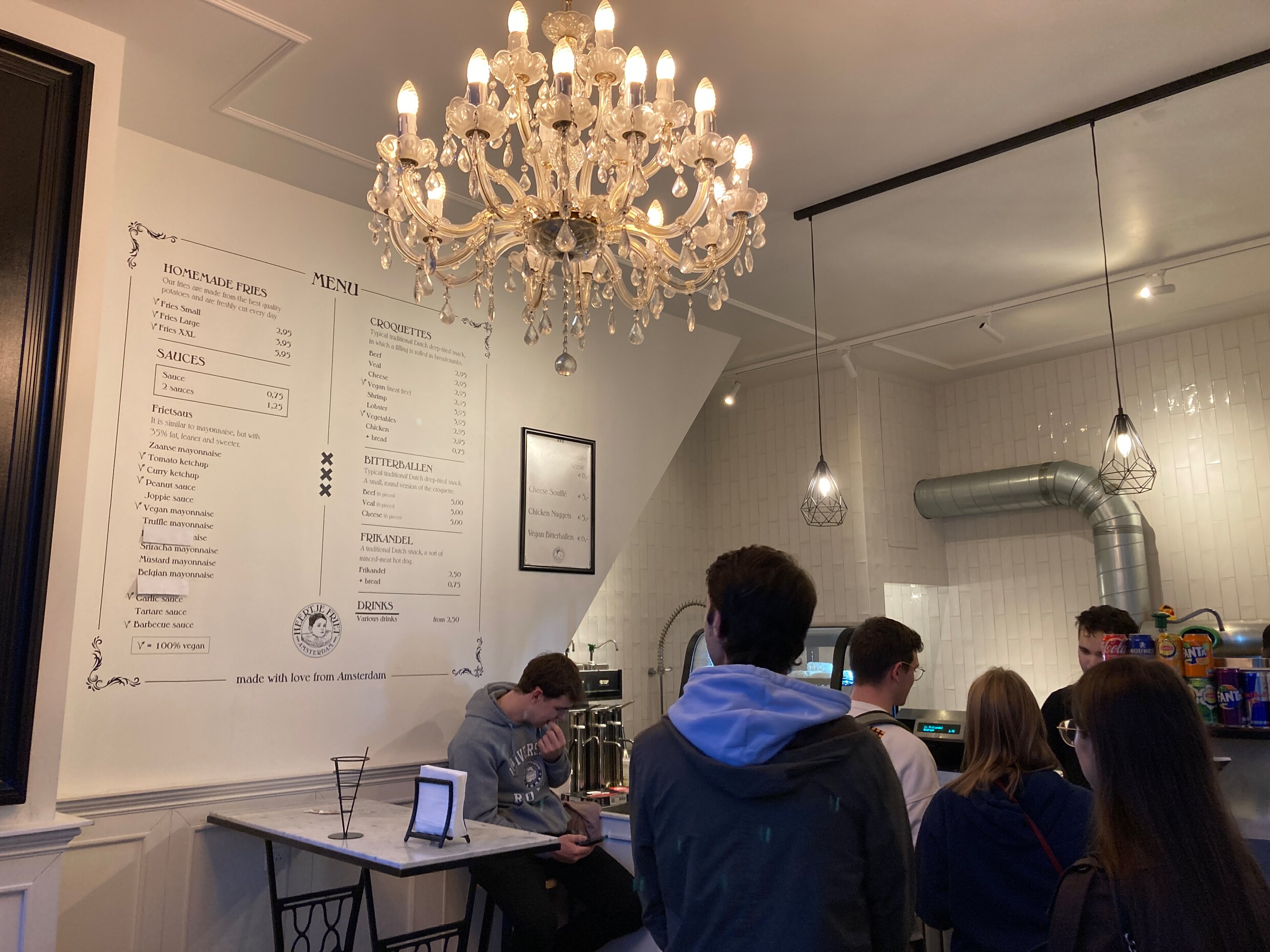 Bij het ‘hippe’ Heertje Friet is de frietpatat gewoon dikke prima | Het ...