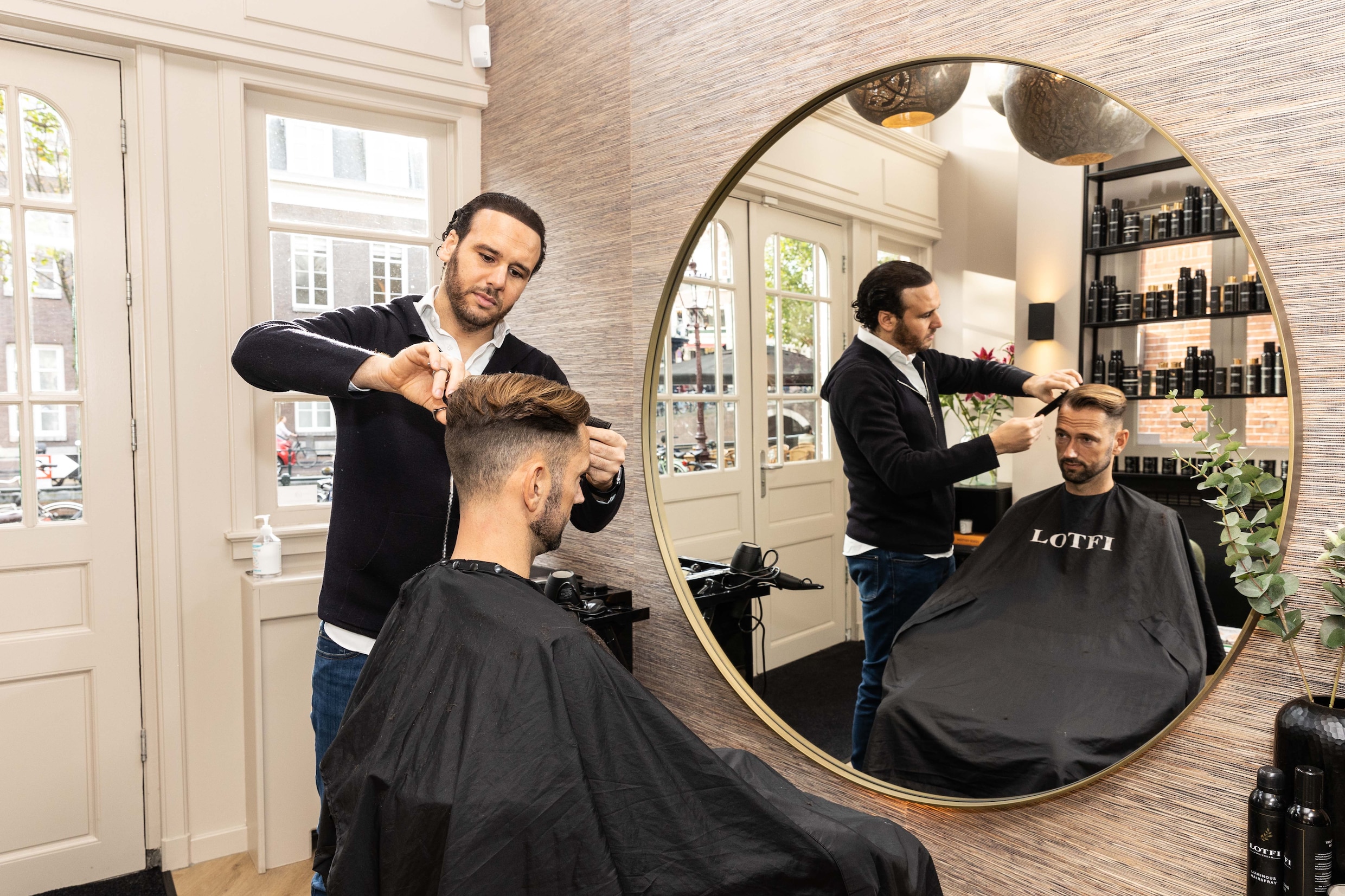 Het Amsterdam van zanger Antoon: ‘Ik kom niet graag bij Izakaya in De Pijp, iedereen doet er zo ...