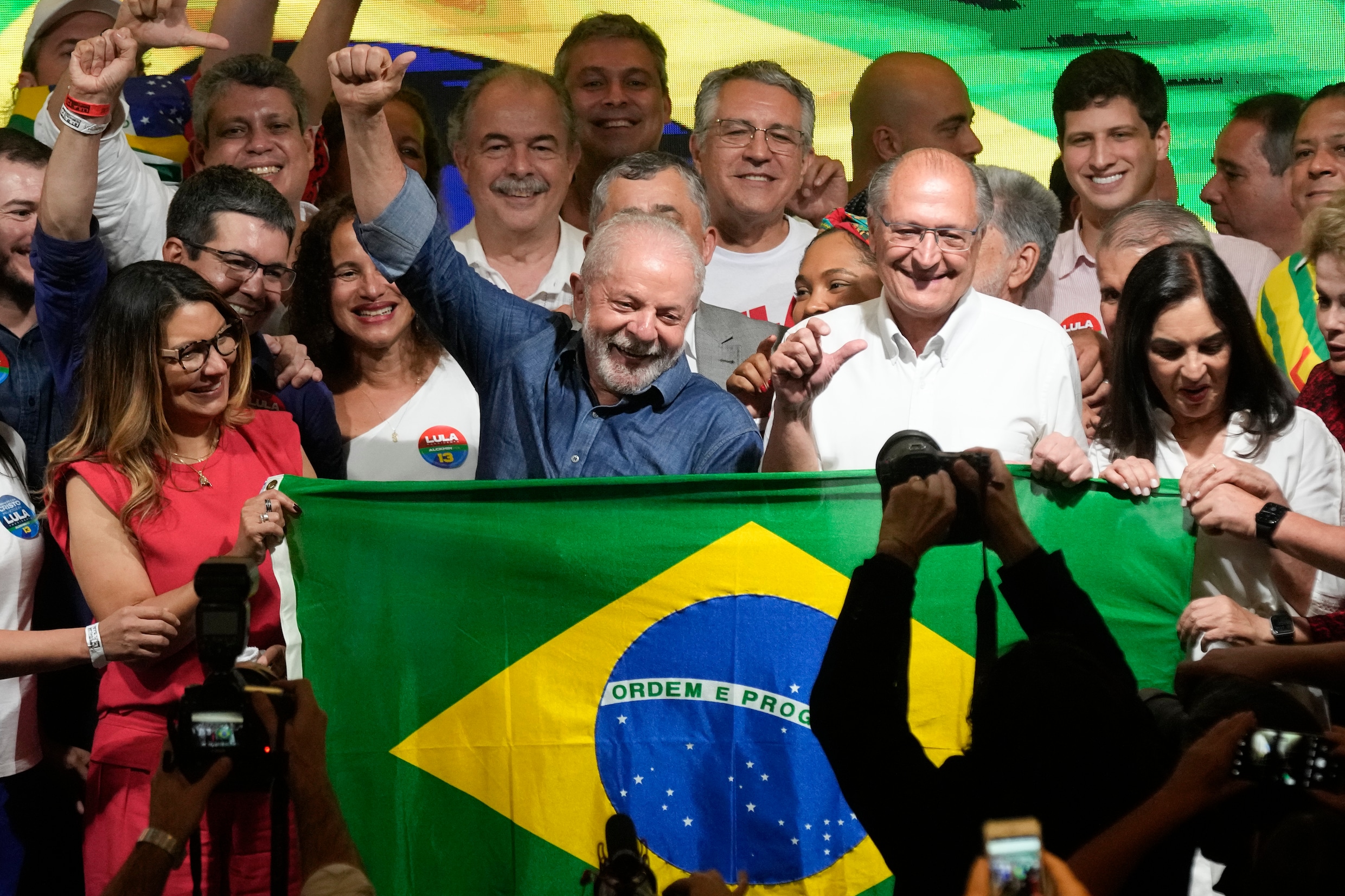 Lula opnieuw president Brazilië na nek-aan-nekrace met Bolsonaro | Het Parool
