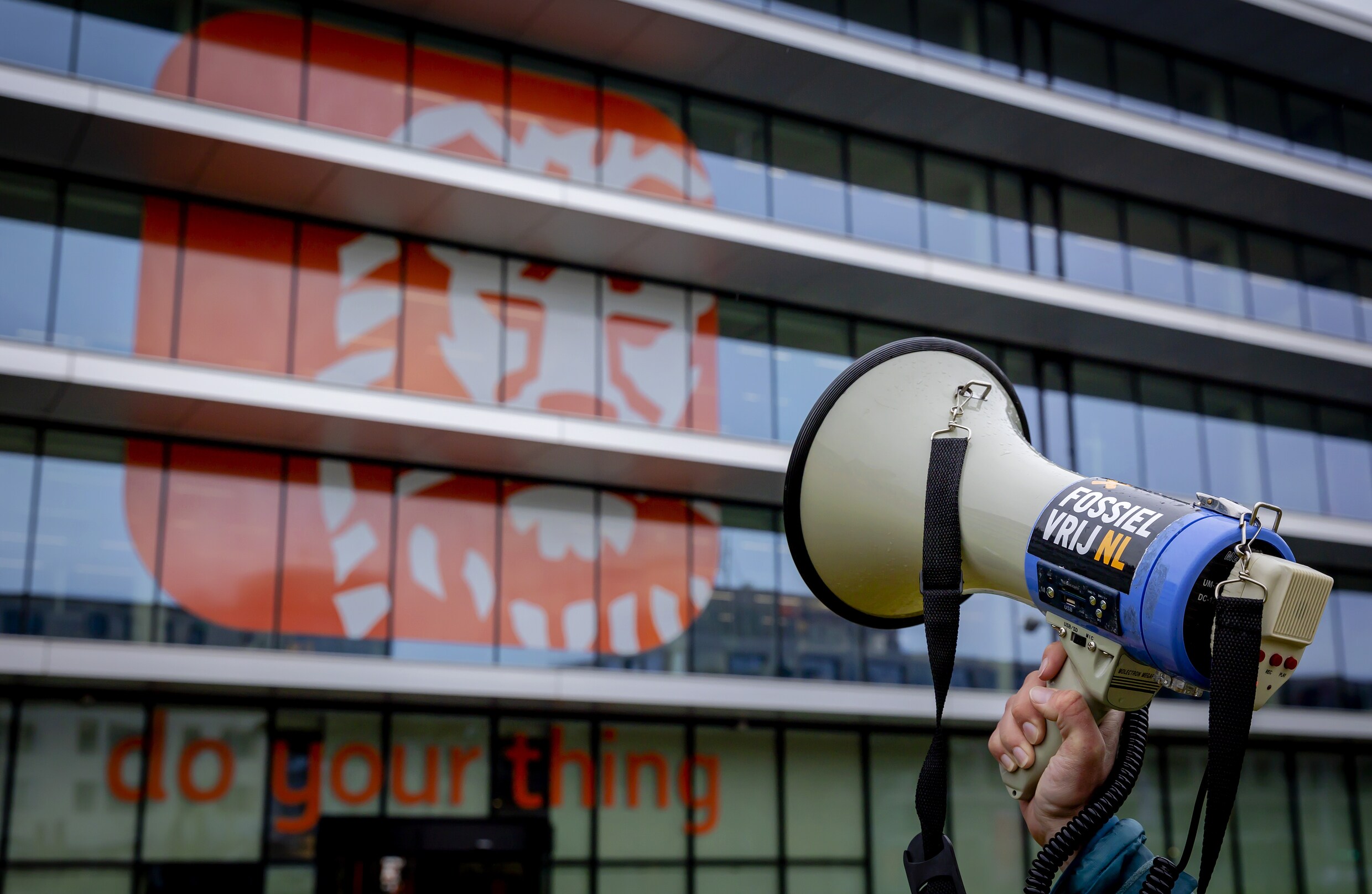 Aanhoudingen bij milieuprotest kantoor ING Amsterdam | Het Parool