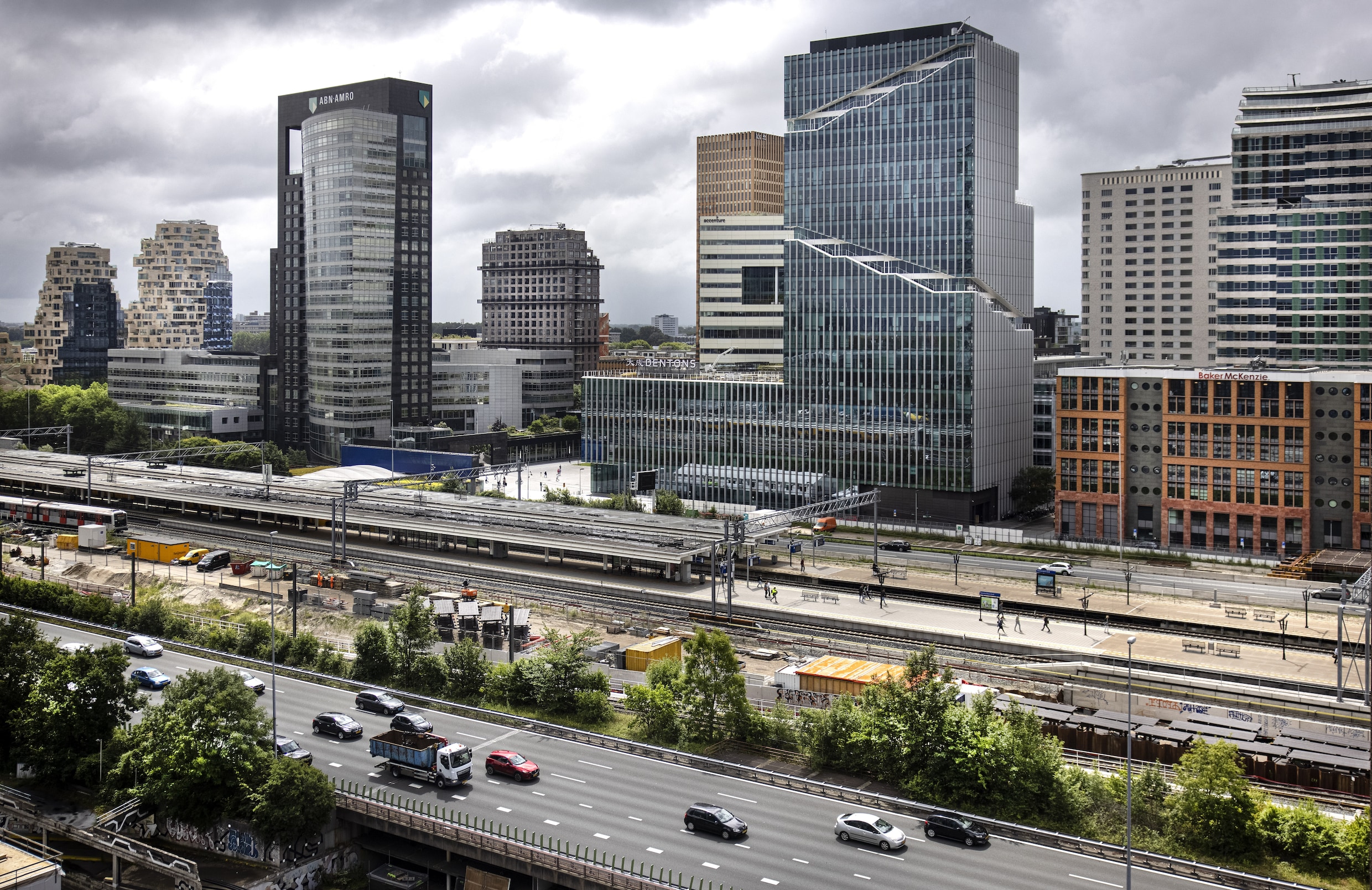 Metrospoor station Amsterdam Zuid verzakt bij werkzaamheden Zuidasdok | Het Parool