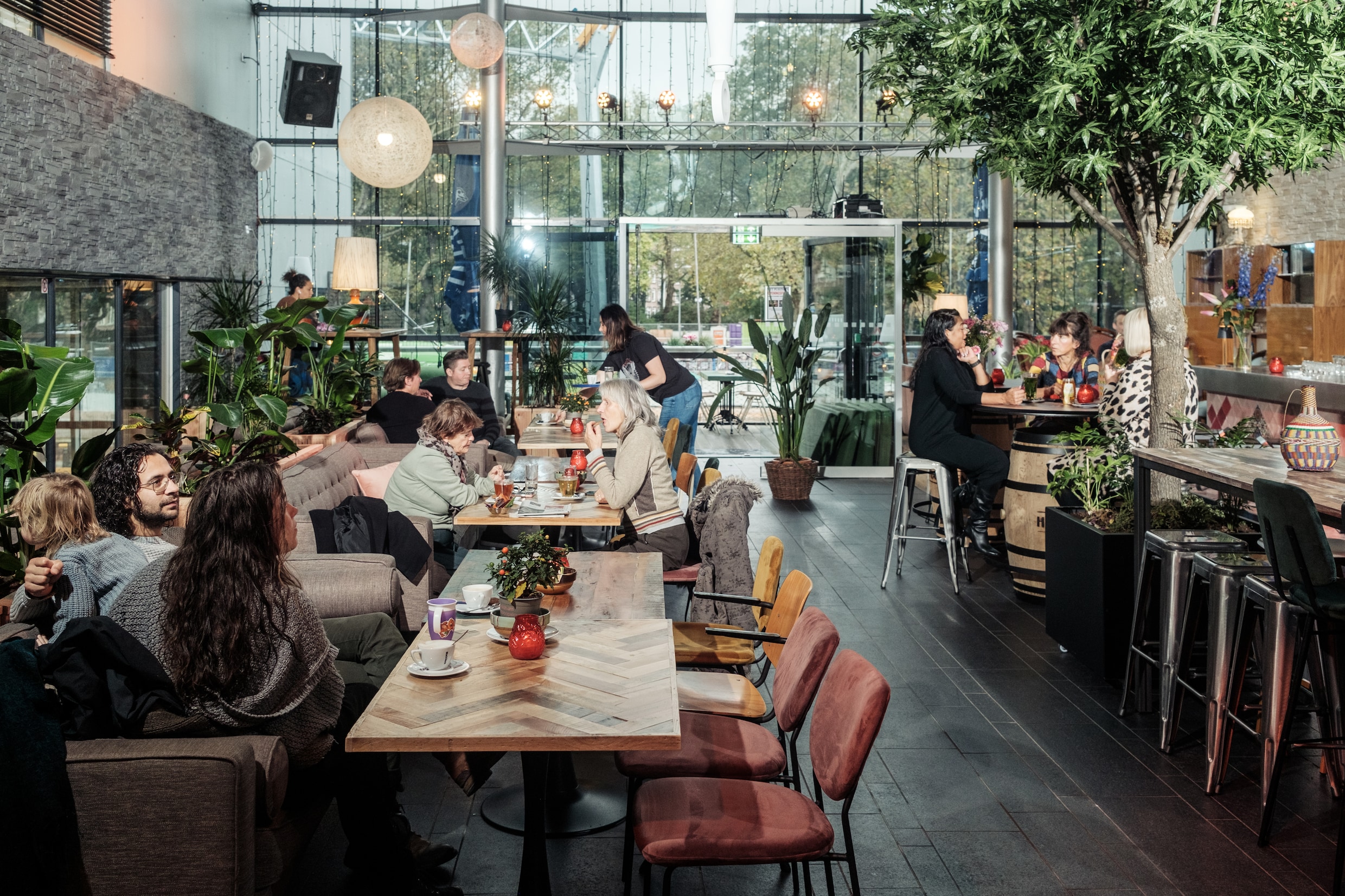 Naast zwemmen en fitnessen, kun je nu ook dineren in het Marnixbad ...