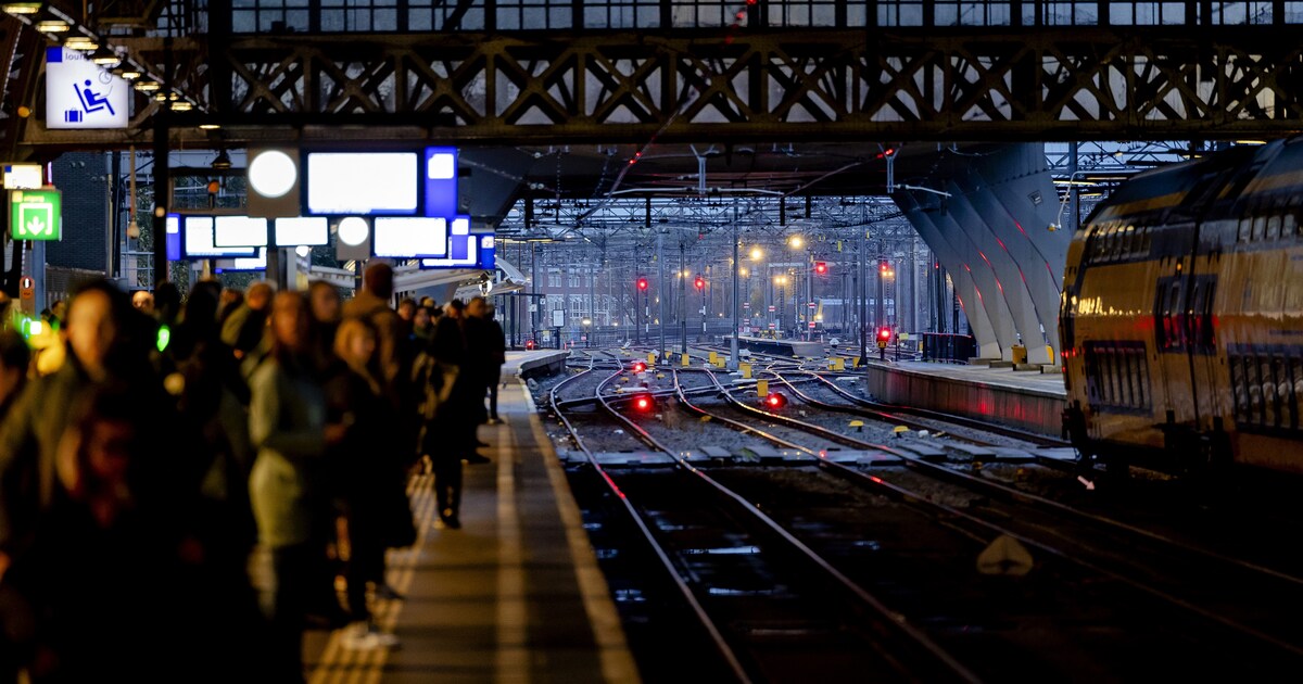 Kapotte bovenleiding bij Schiphol weer gerepareerd | Het Parool