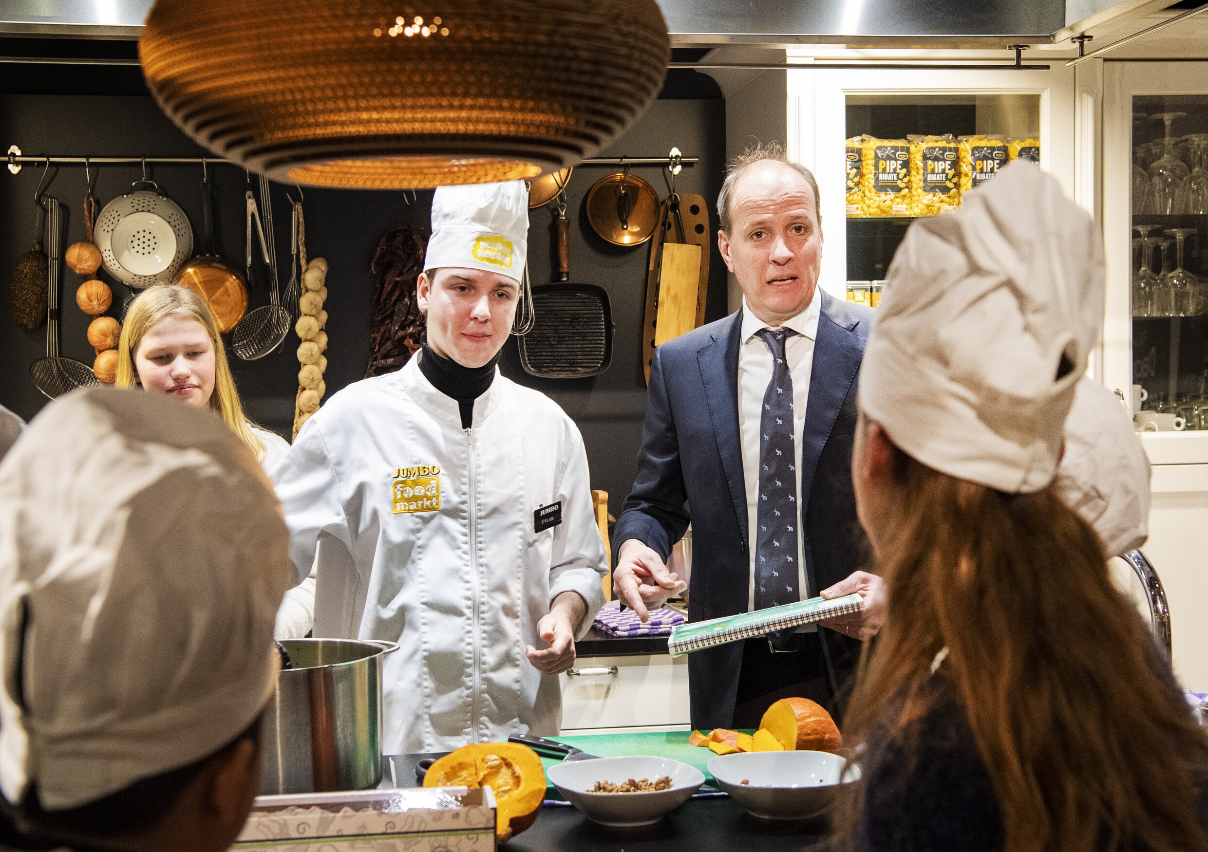 Van gevierd topman naar fraudeverdachte: zo vlogen Frits van Eerd en ...