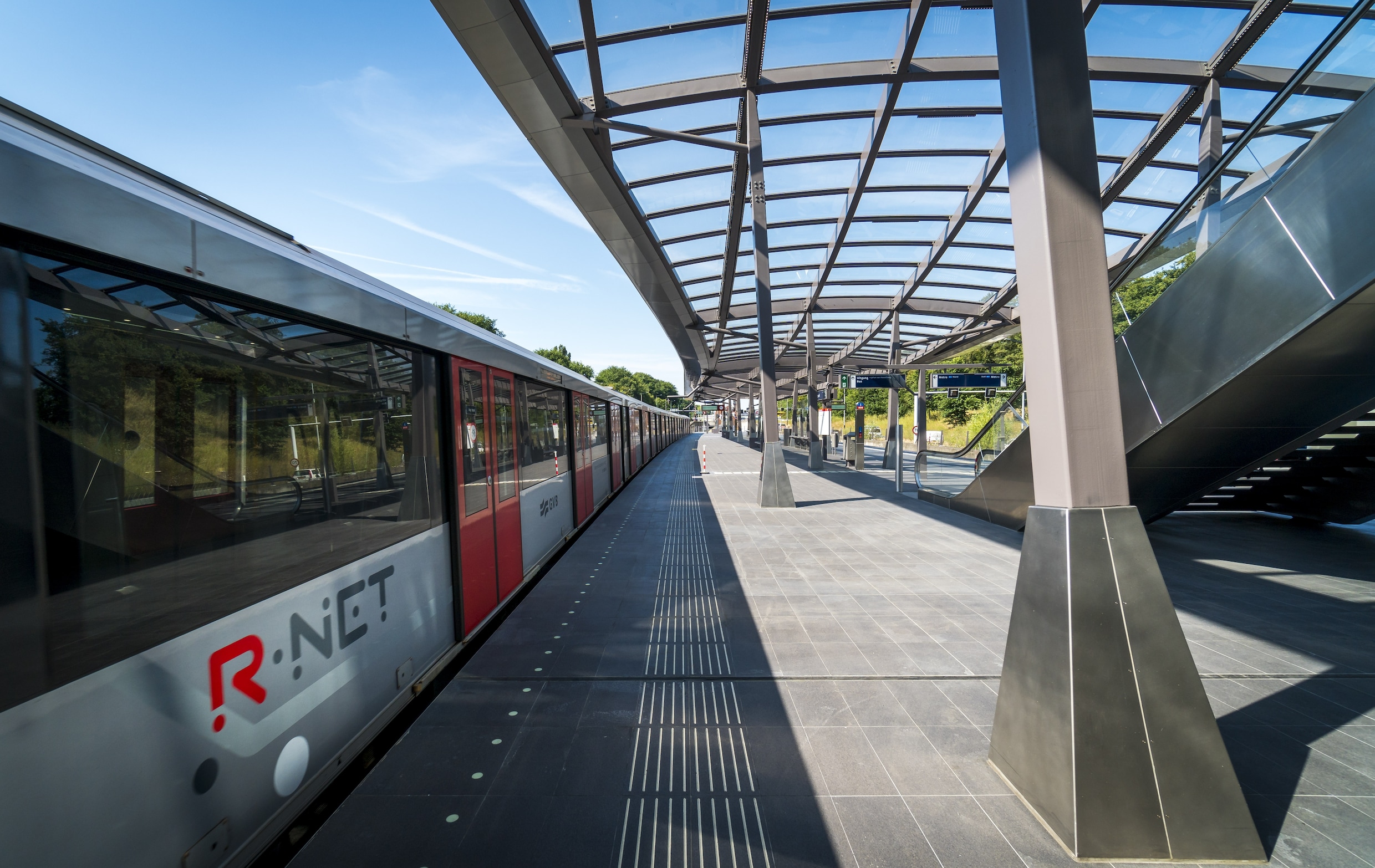 Enige lift van metrostation Noorderpark wekenlang buiten gebruik | Het ...