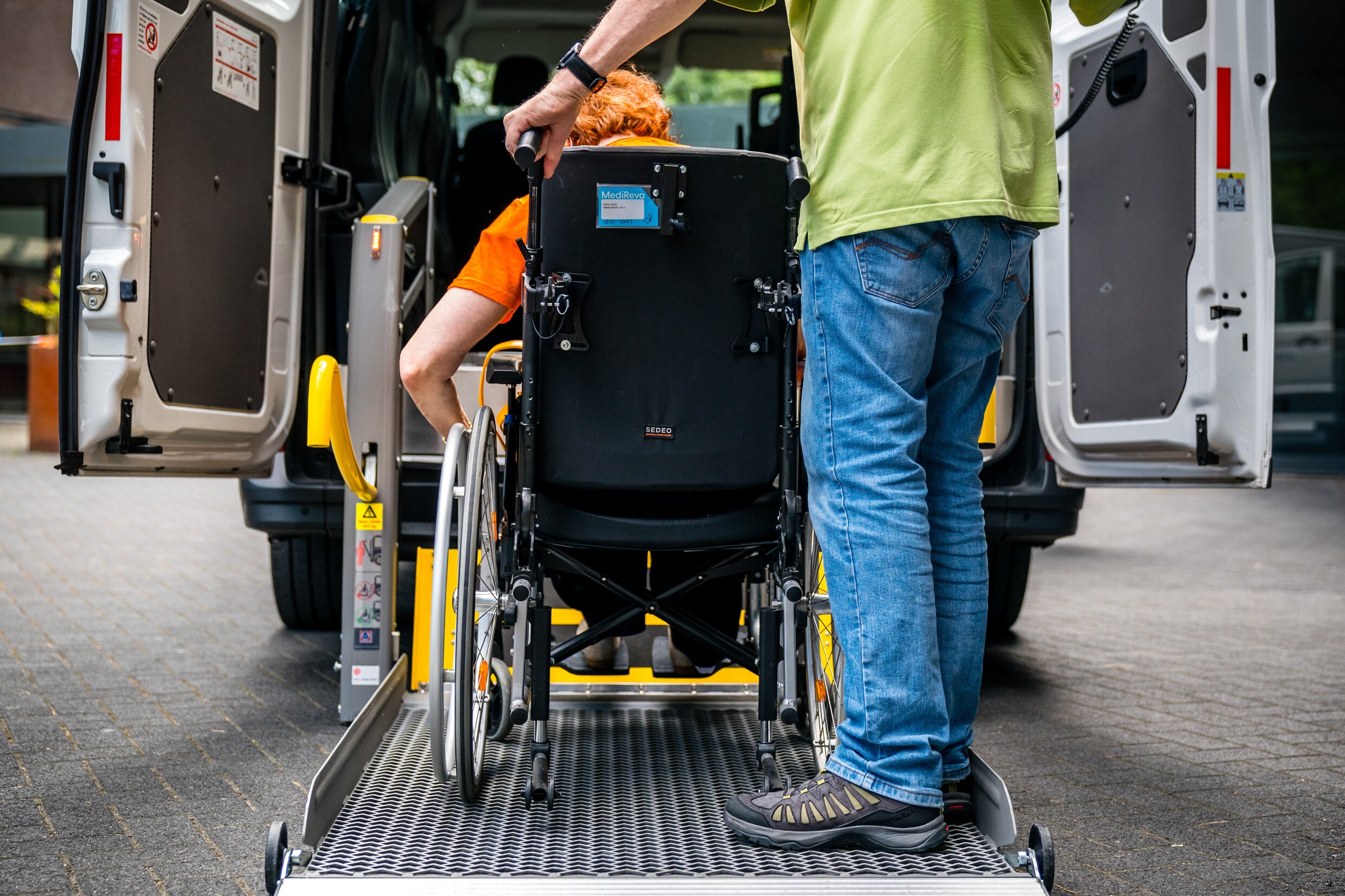 Leerlingen- en zorgvervoer staakt vrijdag voor meer loon en betere ...