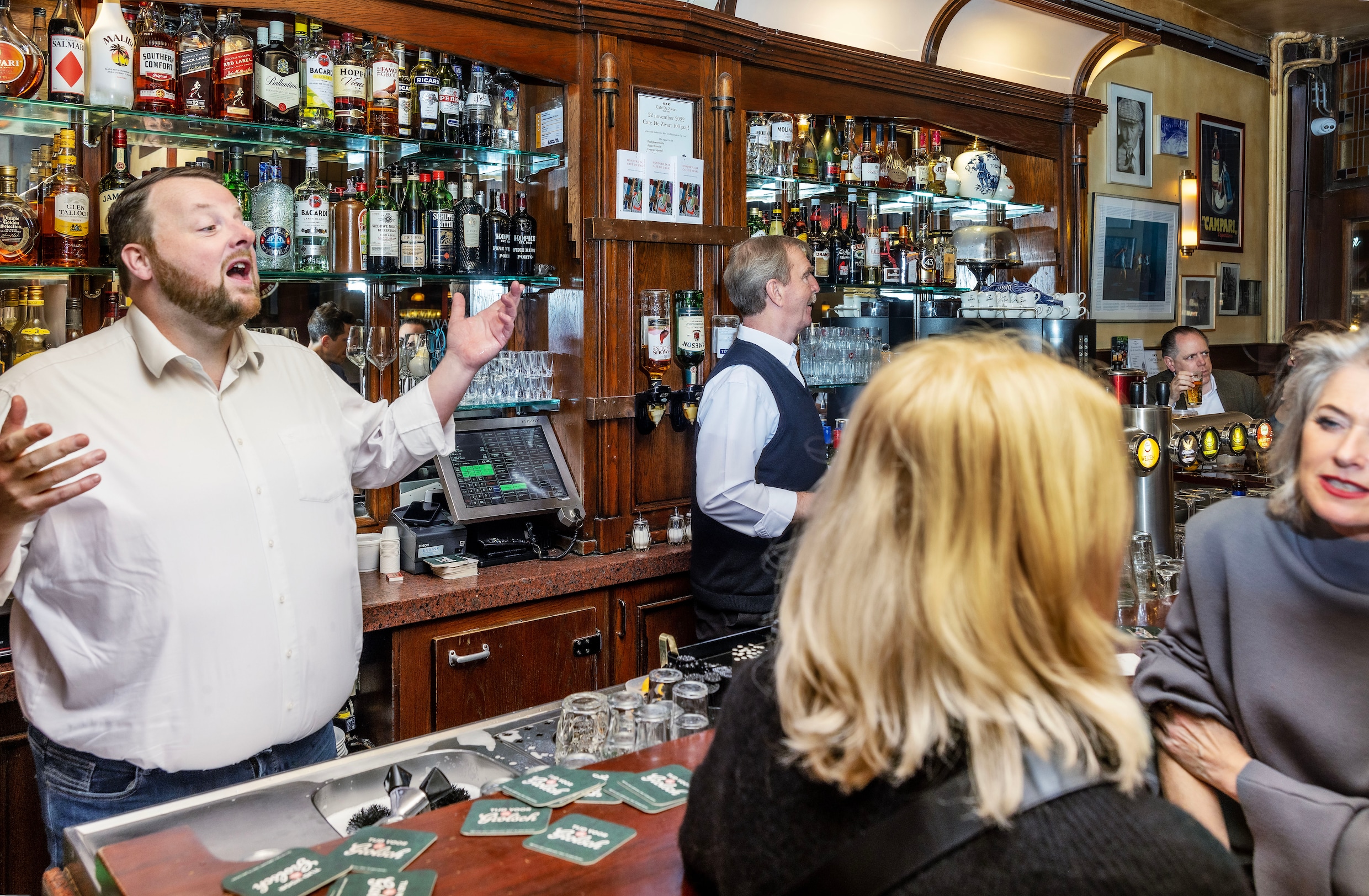 100 jaar Nederlandse schrijvers aan de moppertafel: ‘Cafés als De Zwart ...