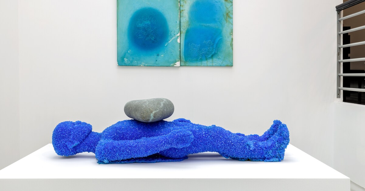 De blauwe kristallen van kunstenaar Roger Hiorns maken figuren als ...