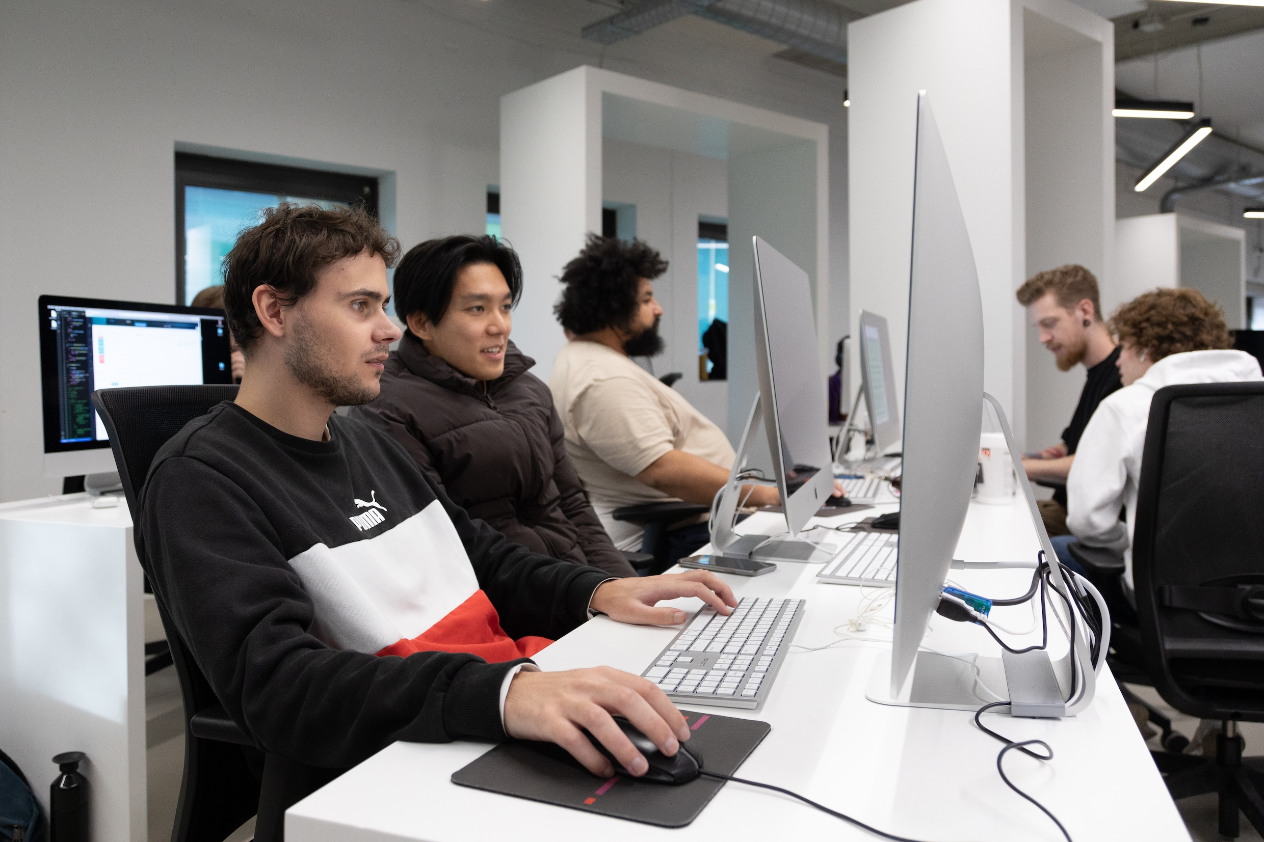 Eerste alumni gratis Amsterdamse programmeerschool aan het werk: ‘Dit niveau had ik anders nooit ...