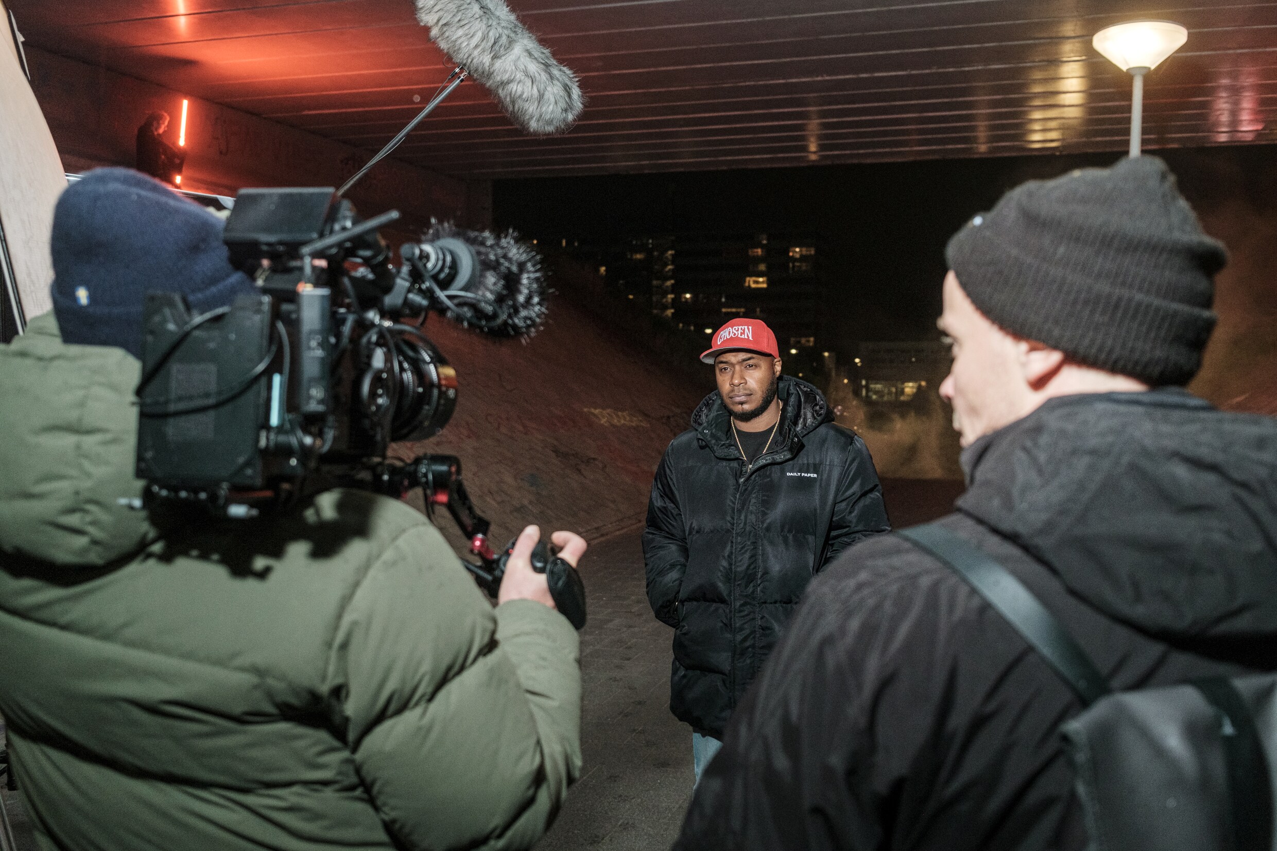 Rapper Adje waarschuwt jongeren in flitsende clip: ‘Laat je niet ...