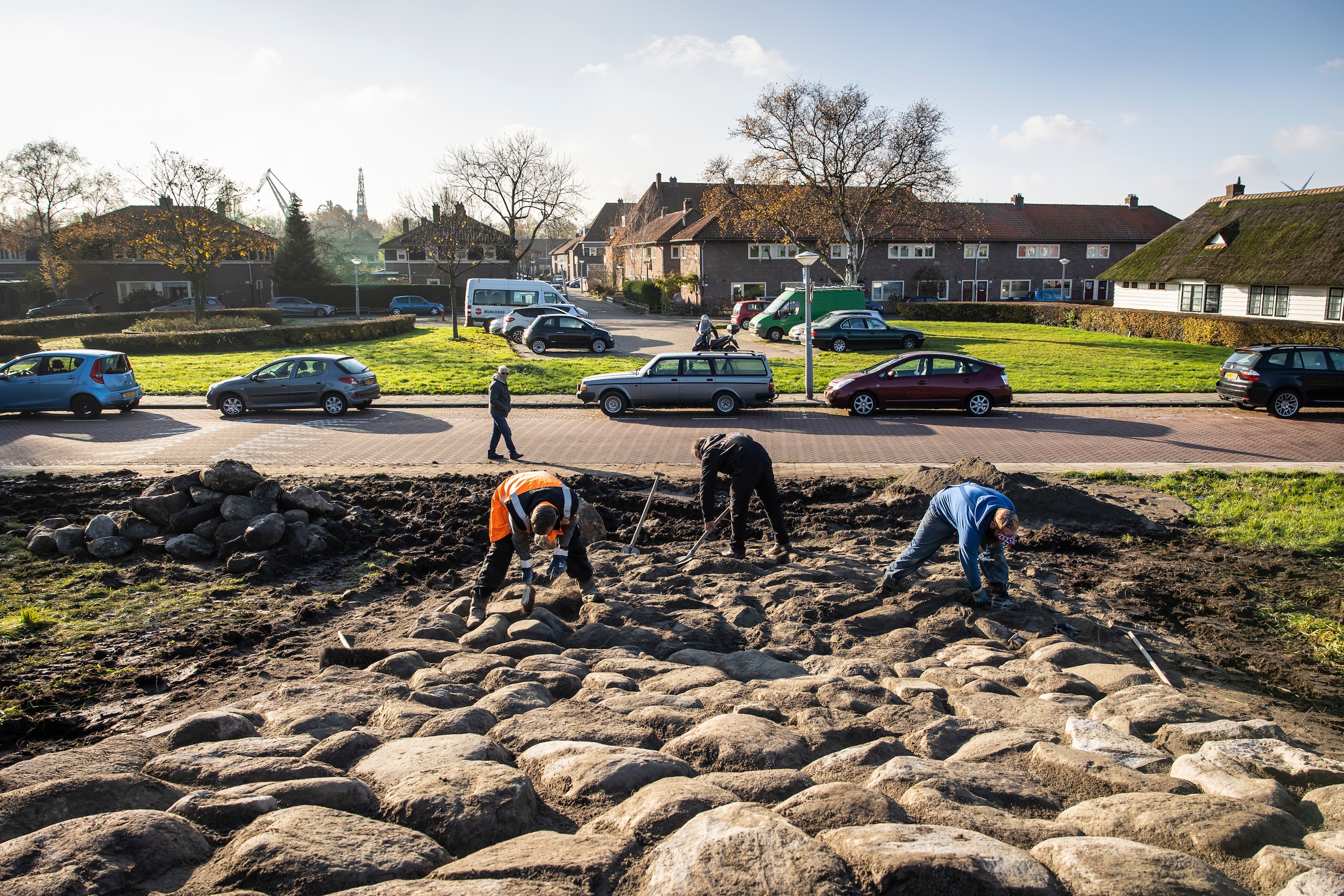 Tuindorp Oostzaan heeft zijn keien terug: ‘Er zit een heel verhaal aan ...