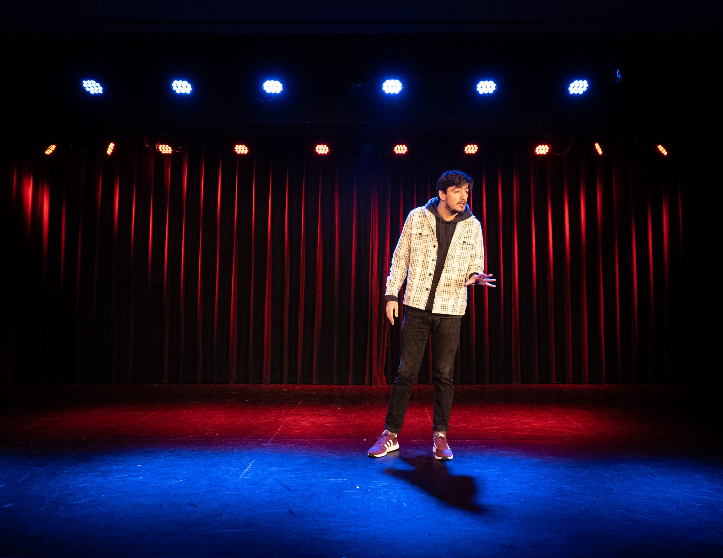 Recensie: Victor Luis van Es maakt competent klungelcabaret, maar het ...