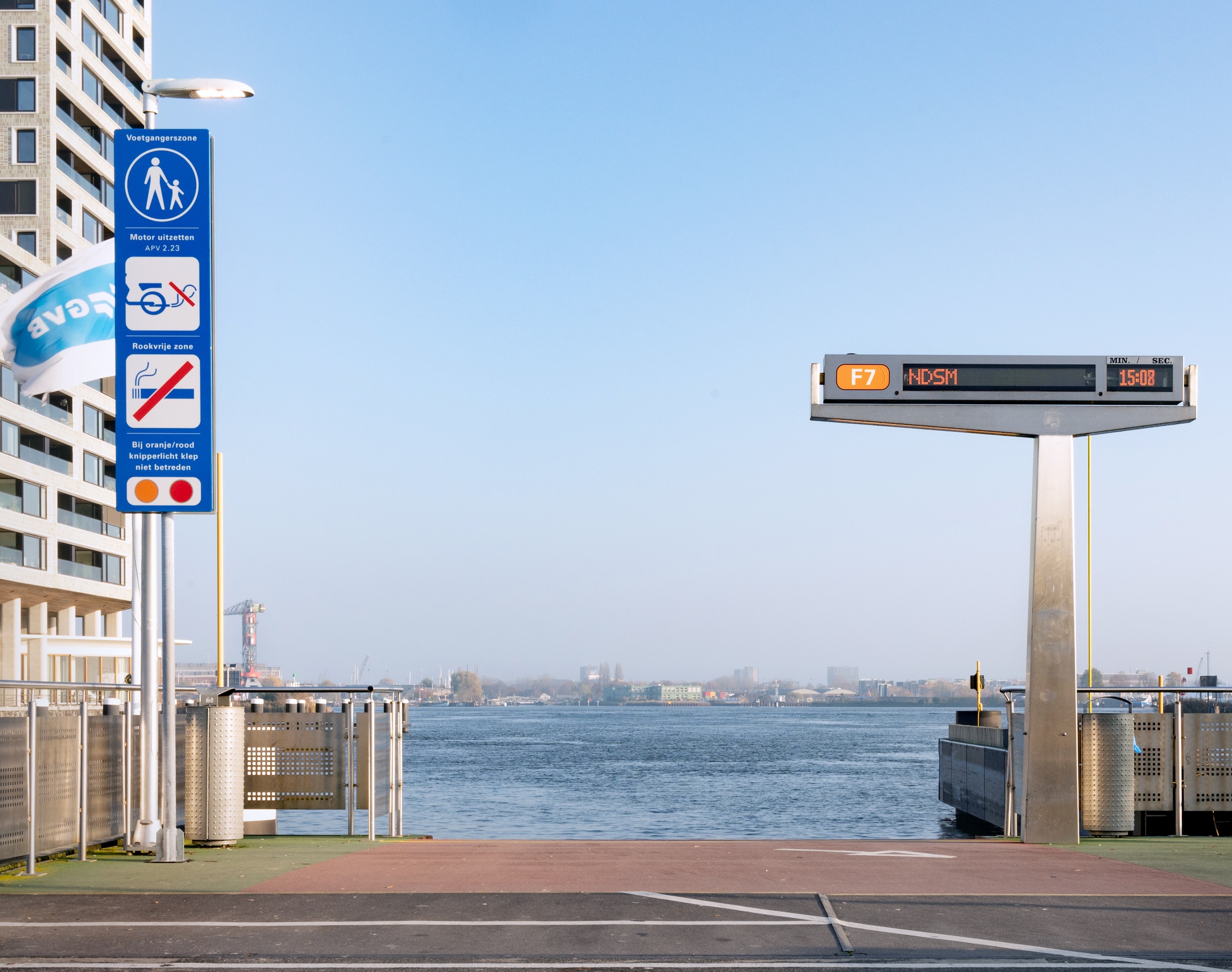 Tijdelijke brug over het IJ? Lezers reageren: ‘Ik word al woest als ik ...