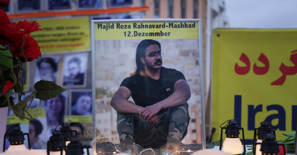 Nederland ontbiedt Iraanse ambassadeur om executies demonstranten | Het ...