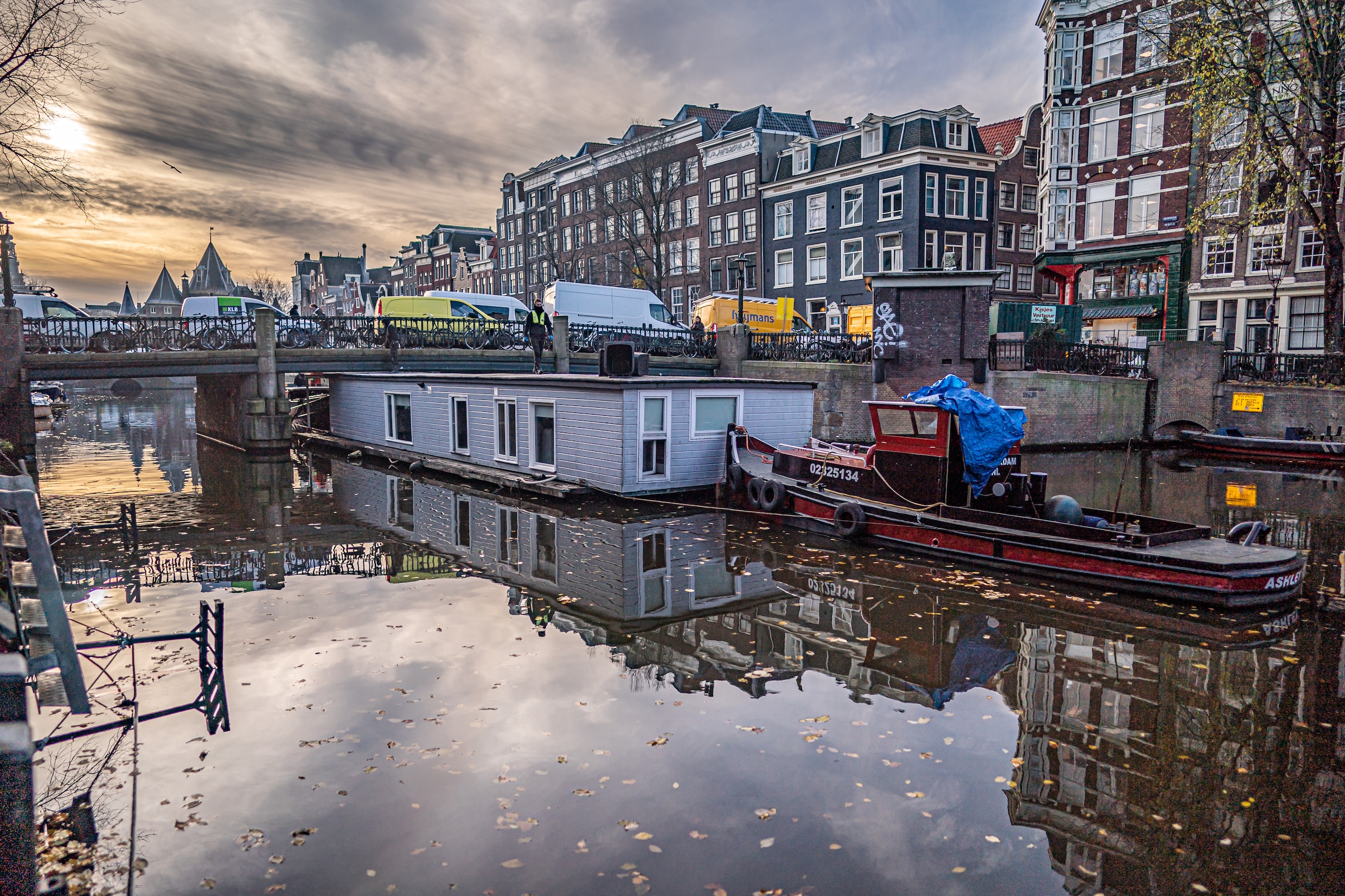 Waterpeil in heel Amsterdam verlaagd om een woonboot 105 meter te ...