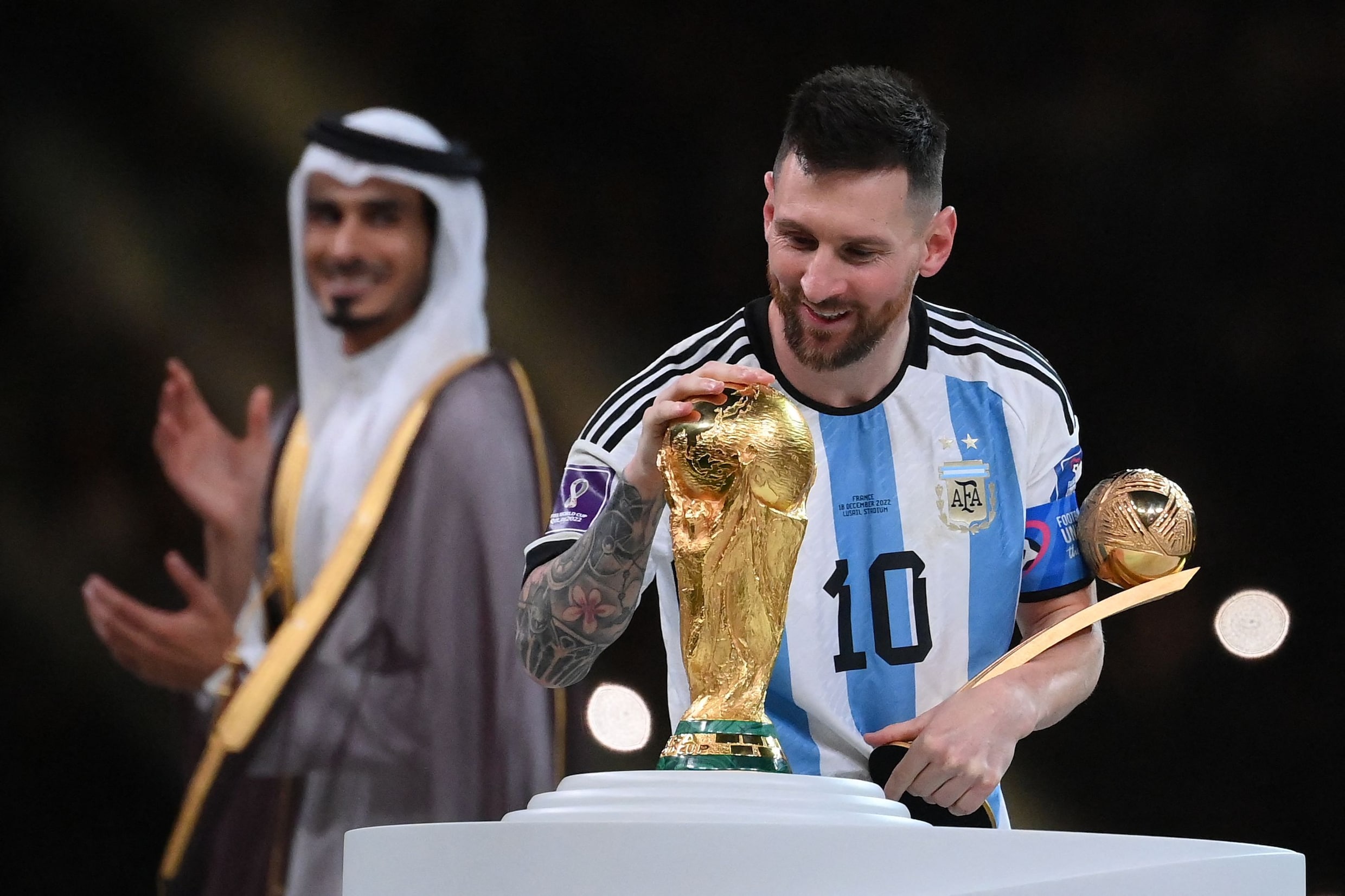 Zelfs de grootste Maradonafan moet nu toegeven dat Messi hem op alle ...