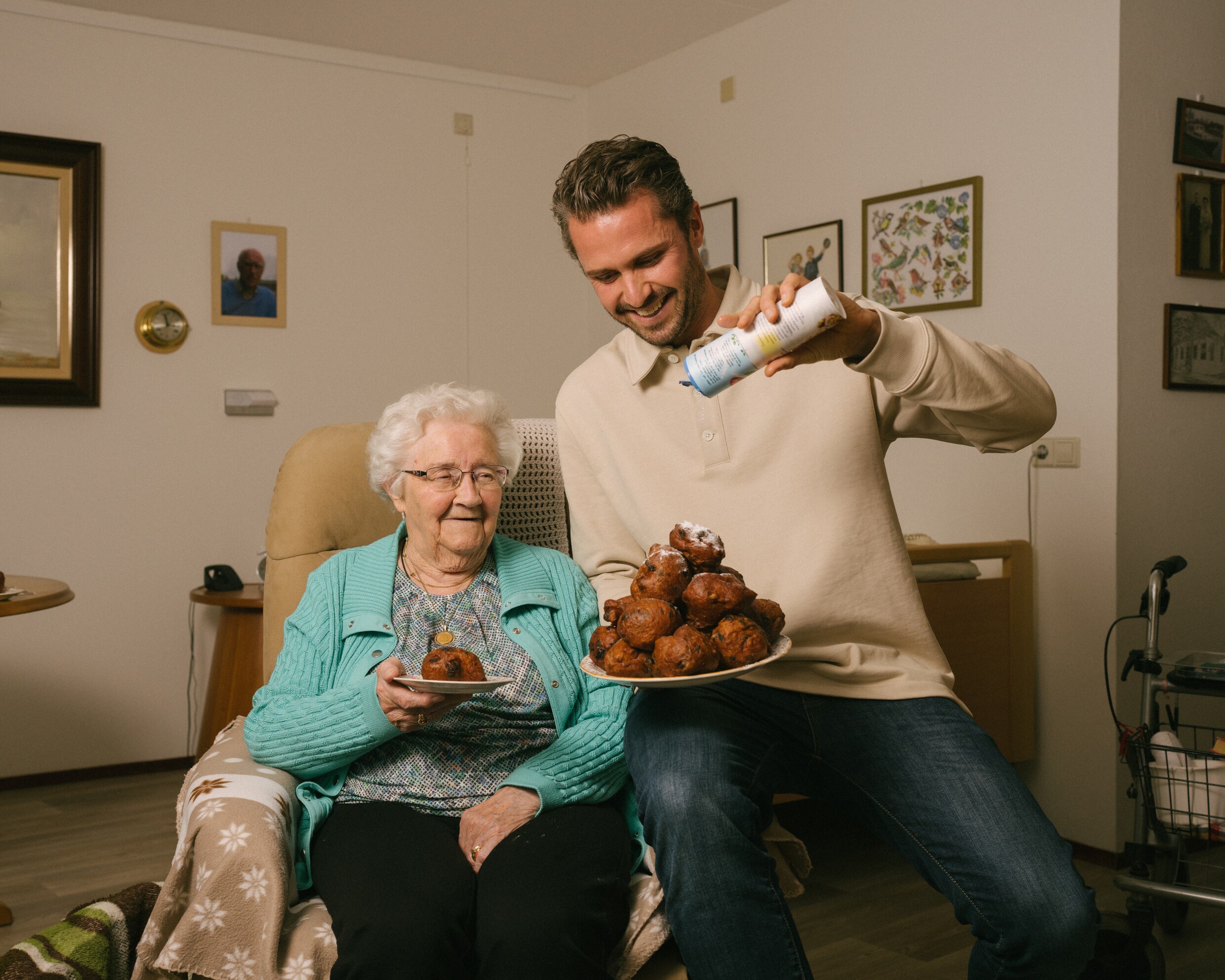 Oma Coby (96) verkoopt oliebollen tegen eenzaamheid: ‘Aandacht willen we op elke leeftijd’ | Het ...