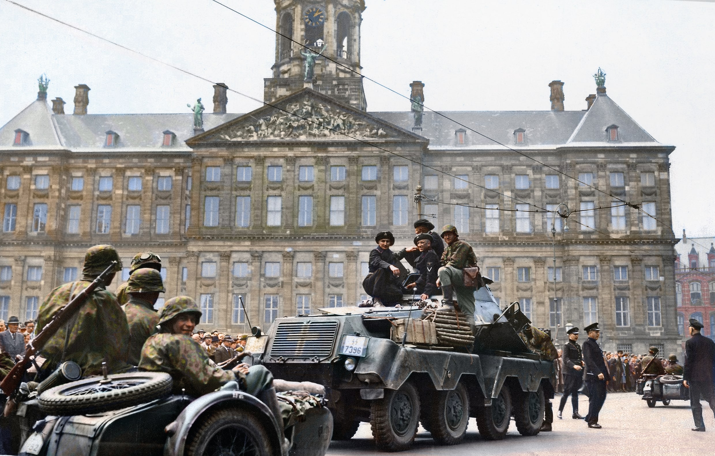 Groene uniformen, paarse heide en witte ijsjes: ingekleurde foto’s ...