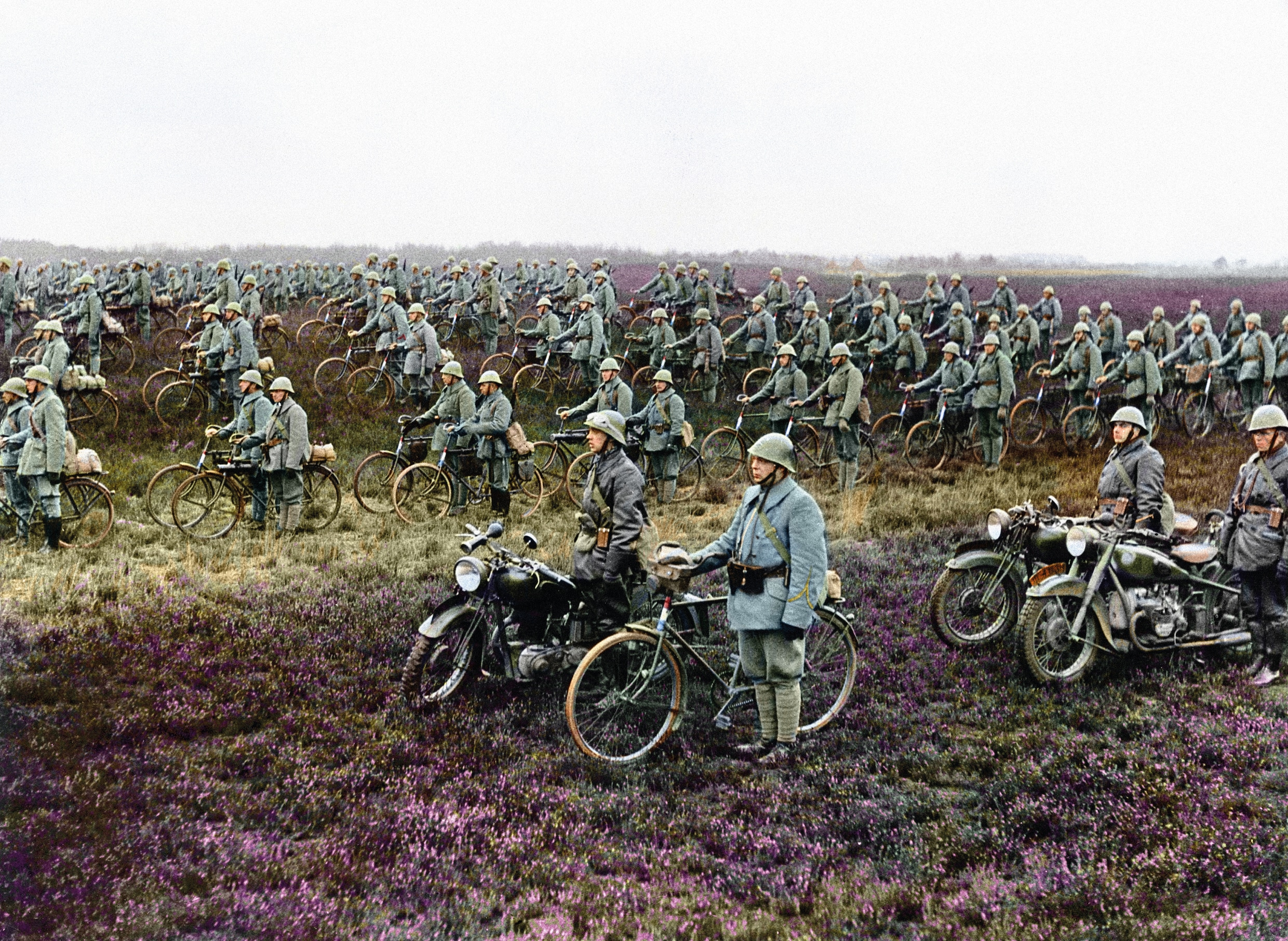 Groene uniformen, paarse heide en witte ijsjes: ingekleurde foto’s ...