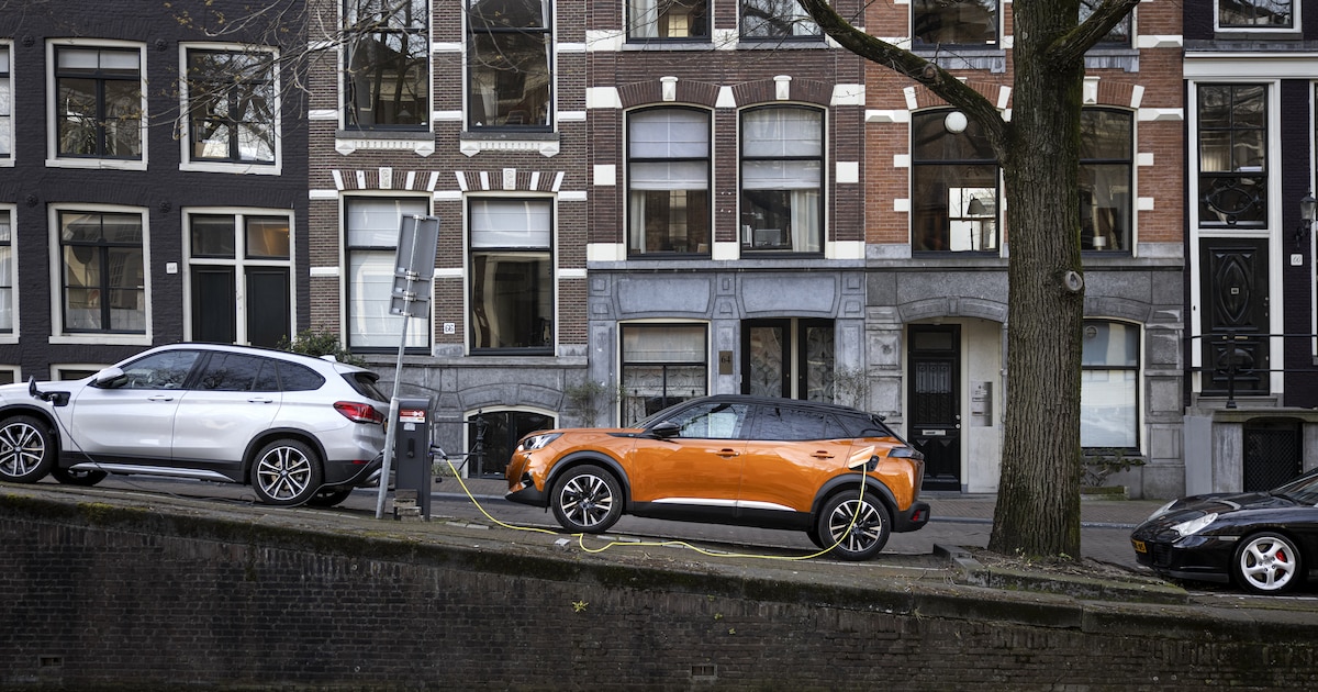 Opladen auto op straat in Amsterdam goedkoper als gebruiker wil wachten ...