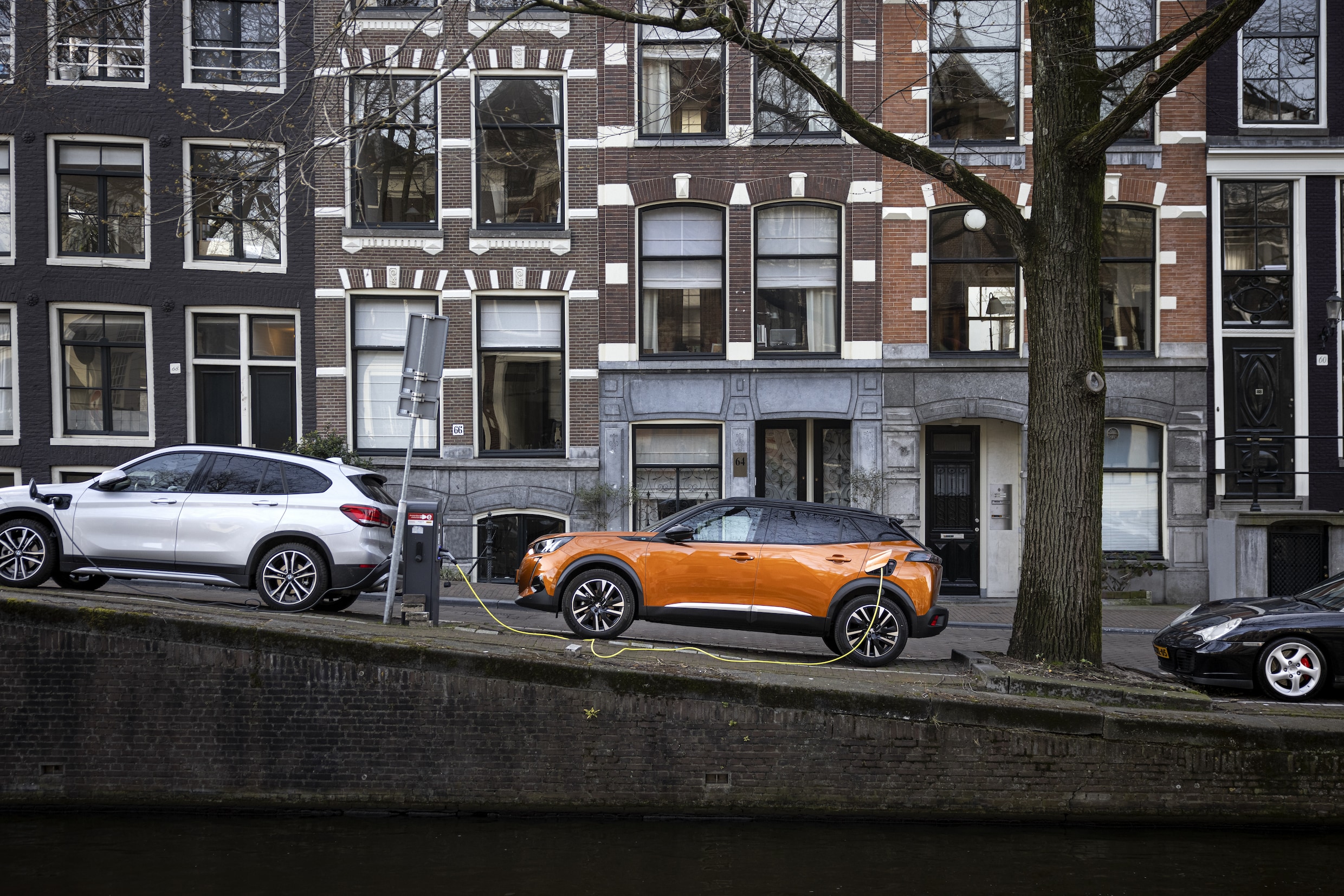 Verdubbeling tarief opladen elektrische auto op straat in Amsterdam ...