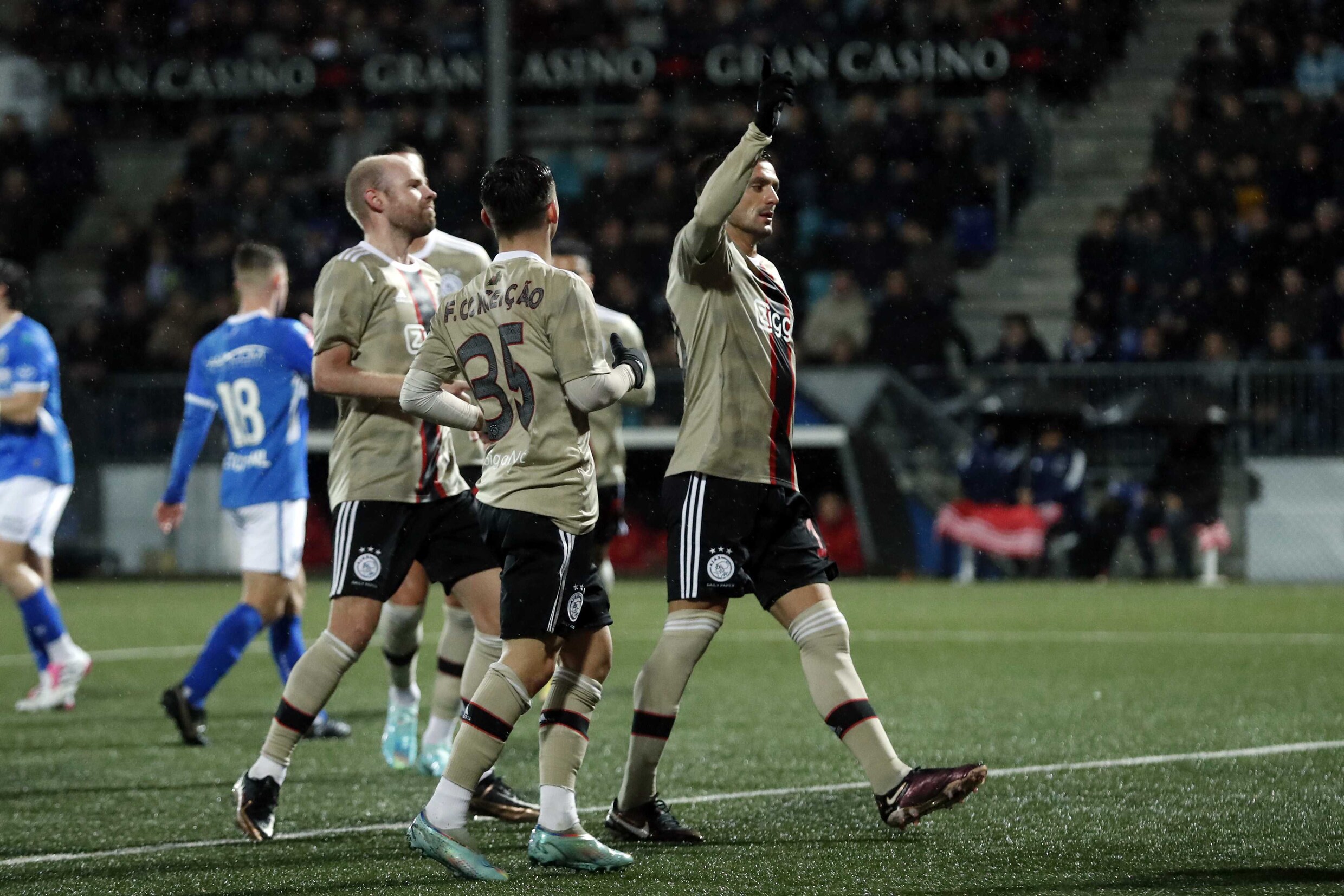 Zakelijk Ajax wint van FC Den Bosch en bekert verder | Het Parool