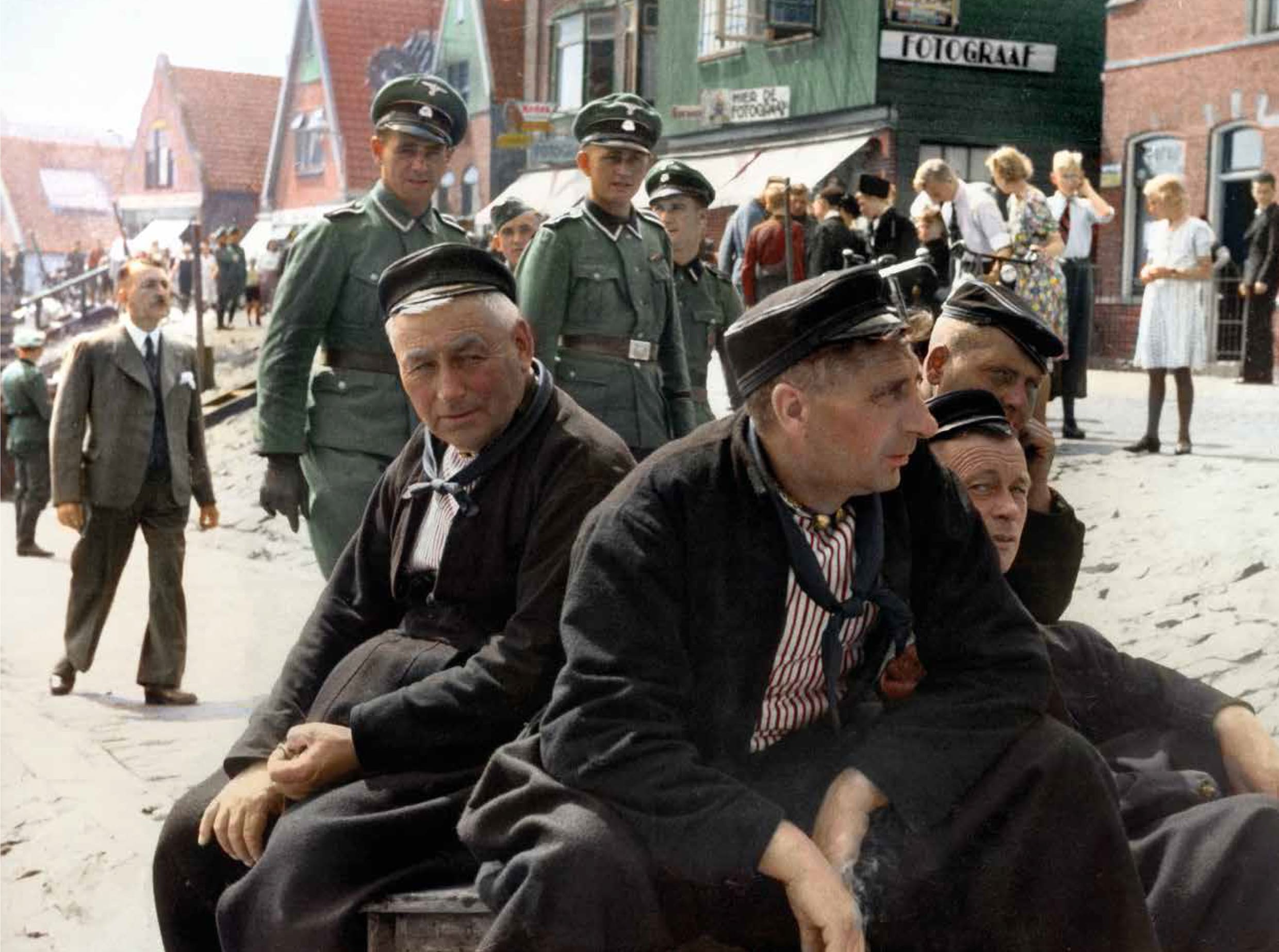 Groene uniformen, paarse heide en witte ijsjes: ingekleurde foto’s ...