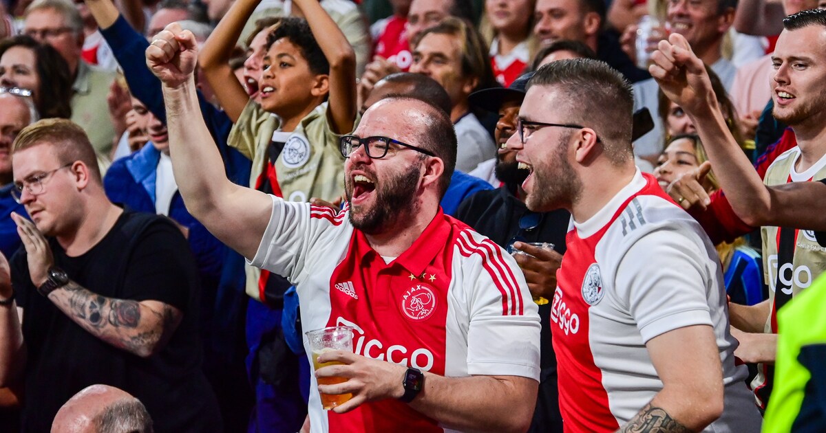 Ajaxfans gaan 50 cent meer betalen voor een biertje | Het Parool